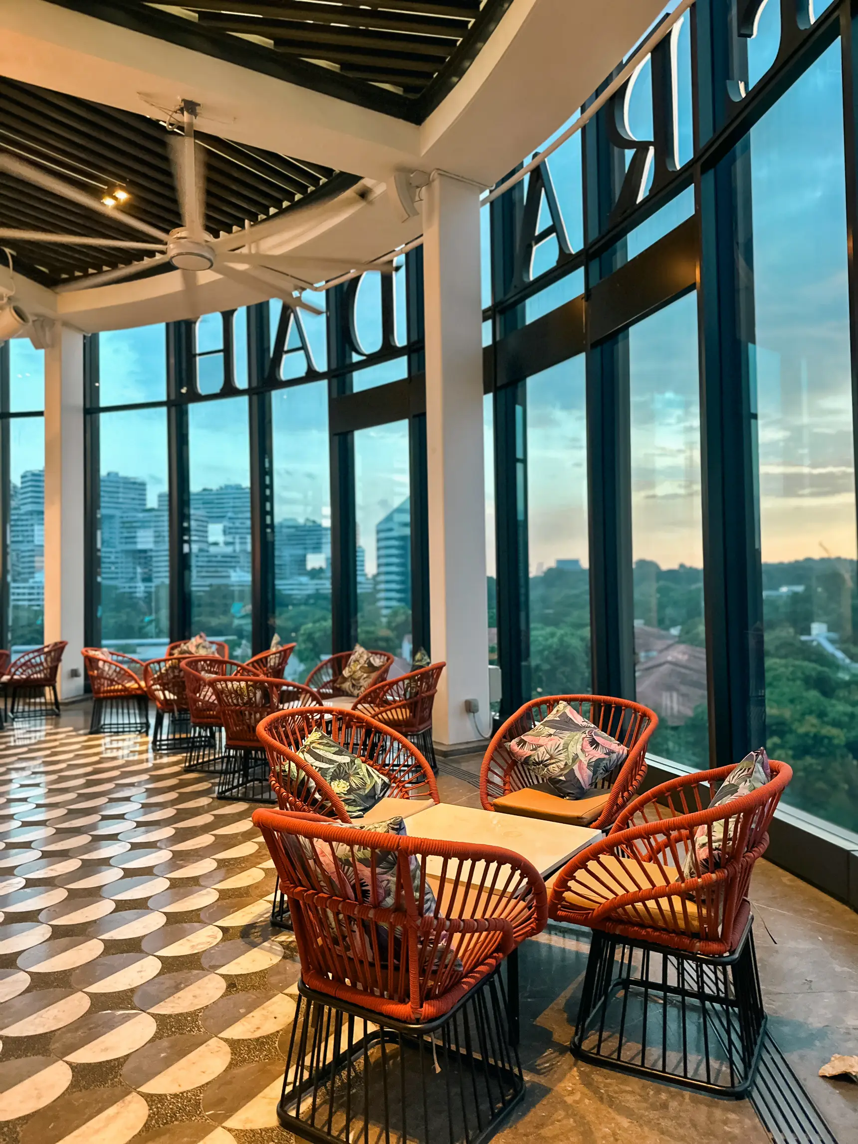 🇸🇬 Rooftop Pool Bar Dining With Sunset Views | แกลเลอรีที่โพสต์โดย ...