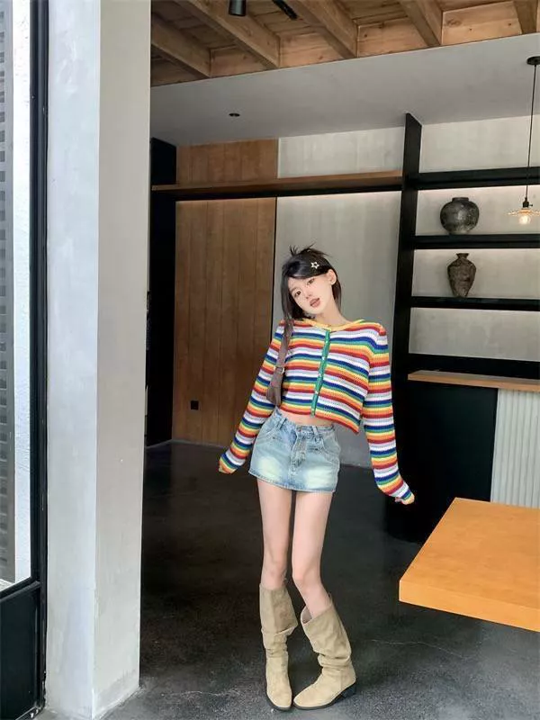 เสื้อครอปแขนยาวสีรุ้ง | แกลเลอรีที่โพสต์โดย chunyu-berry | Lemon8