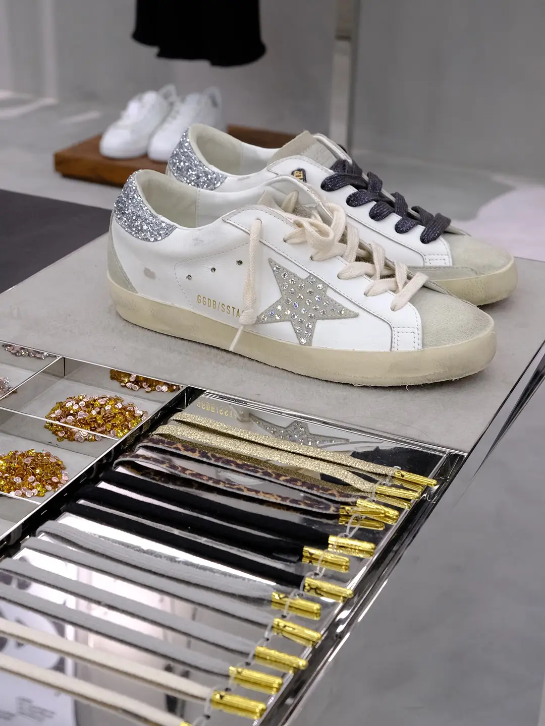 ไปครอบครองรองเท้าผ้าใบลายดาวห้าแฉกสุดฮิตที่ Golden Goose | แกลเลอรีที่ ...