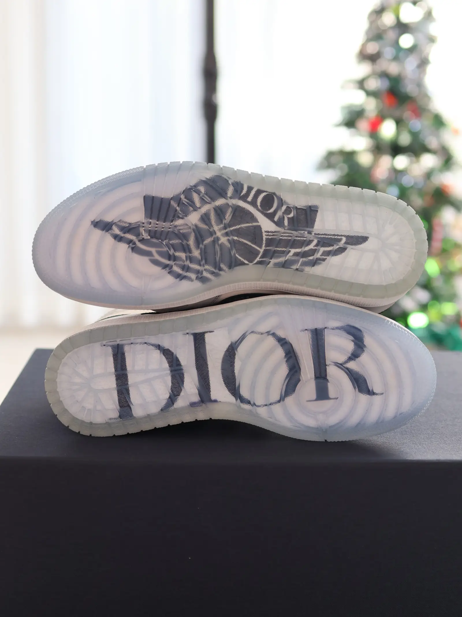 DIOR x Nike Air Jordan 1 High OG ลิมิเต็ด 8,500 คู่ 🤩 | แกลเลอรีที่ ...