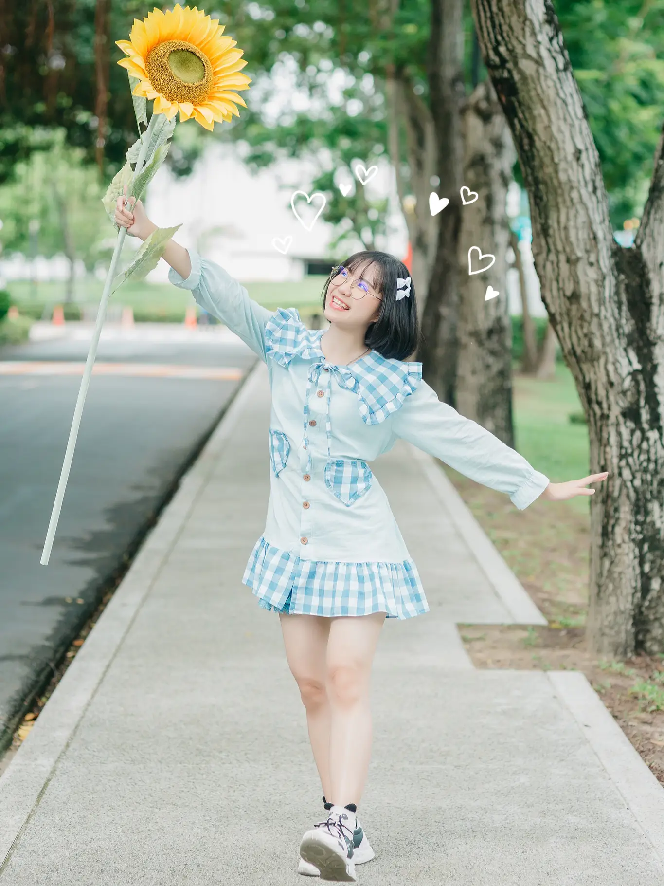 ท่าโพสกับทานตะวันยักษ์! 🌻 | แกลเลอรีที่โพสต์โดย Mookku Bubu 🍀 | Lemon8