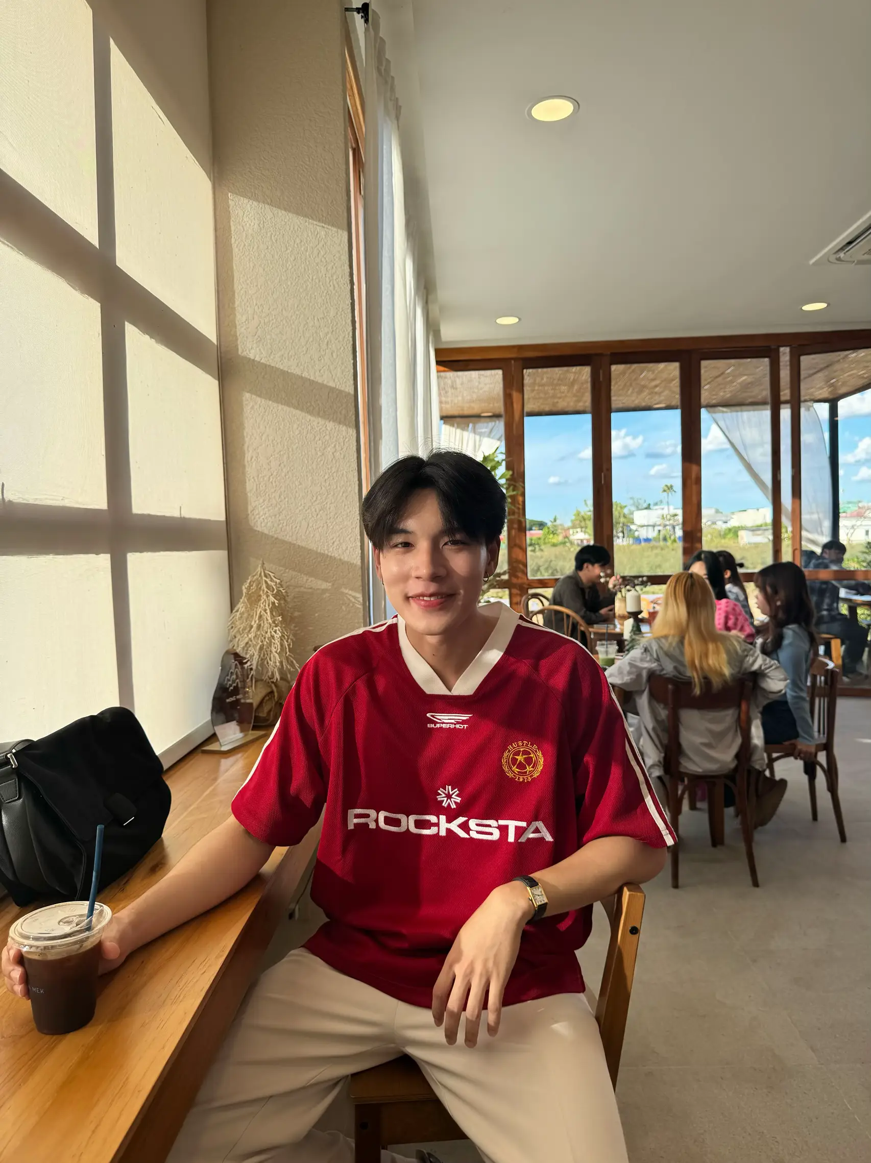 เสื้อเเดงเเรงฤทธิ์ กำลังฮิตในตอนนี้ ใส่เเล้วขับผิวมาก | แกลเลอรีที่โพสต์โดย Kit_ronnakit | Lemon8