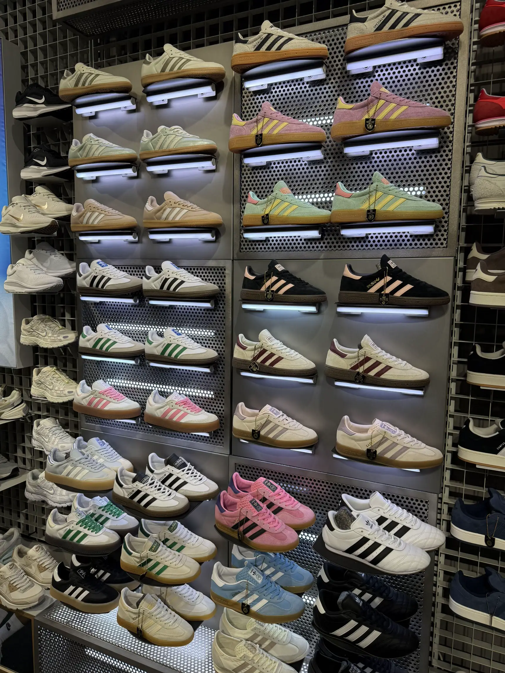 New! Adidas spezial สีนี้ใครจะทนไหว 🤎🤍 | แกลเลอรีที่โพสต์โดย namhom | Lemon8