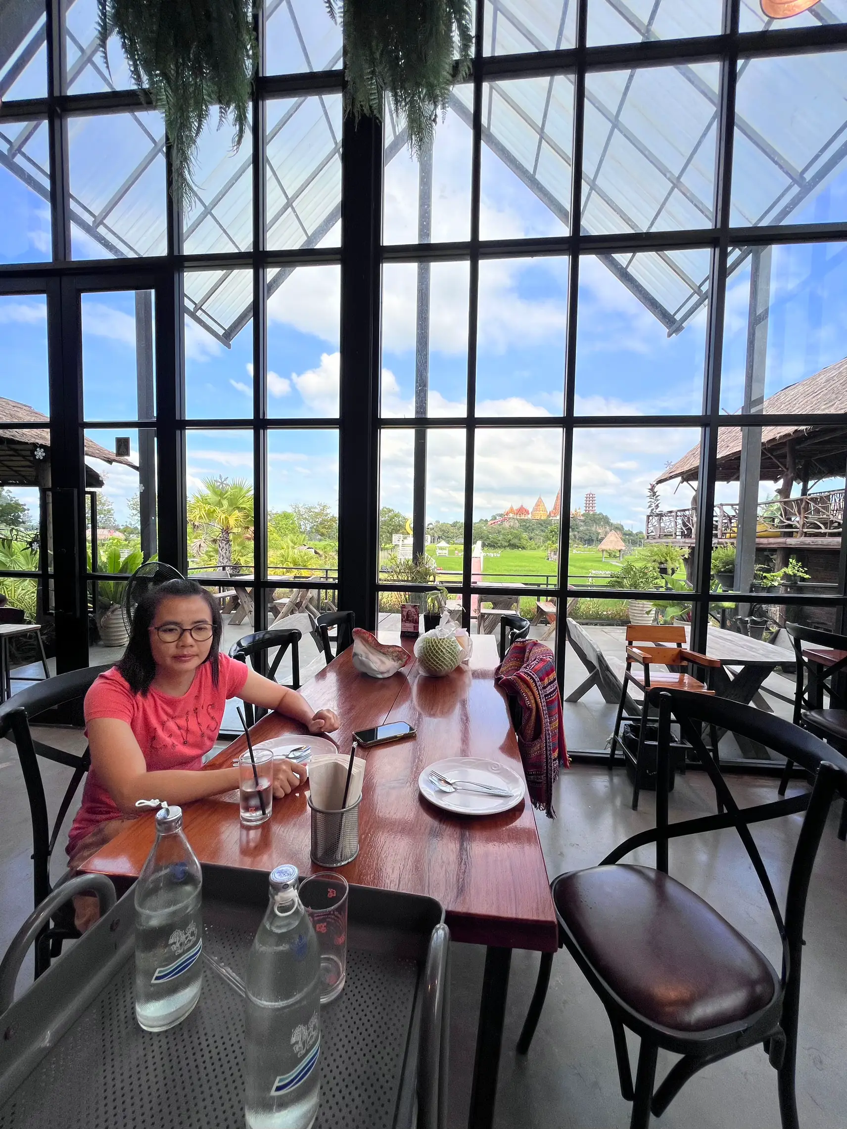 คาเฟ่กาญจนบุรี ฉากหลังเป็นวัดถ้ำเสือ | แกลเลอรีที่โพสต์โดย Took Ta | Lemon8