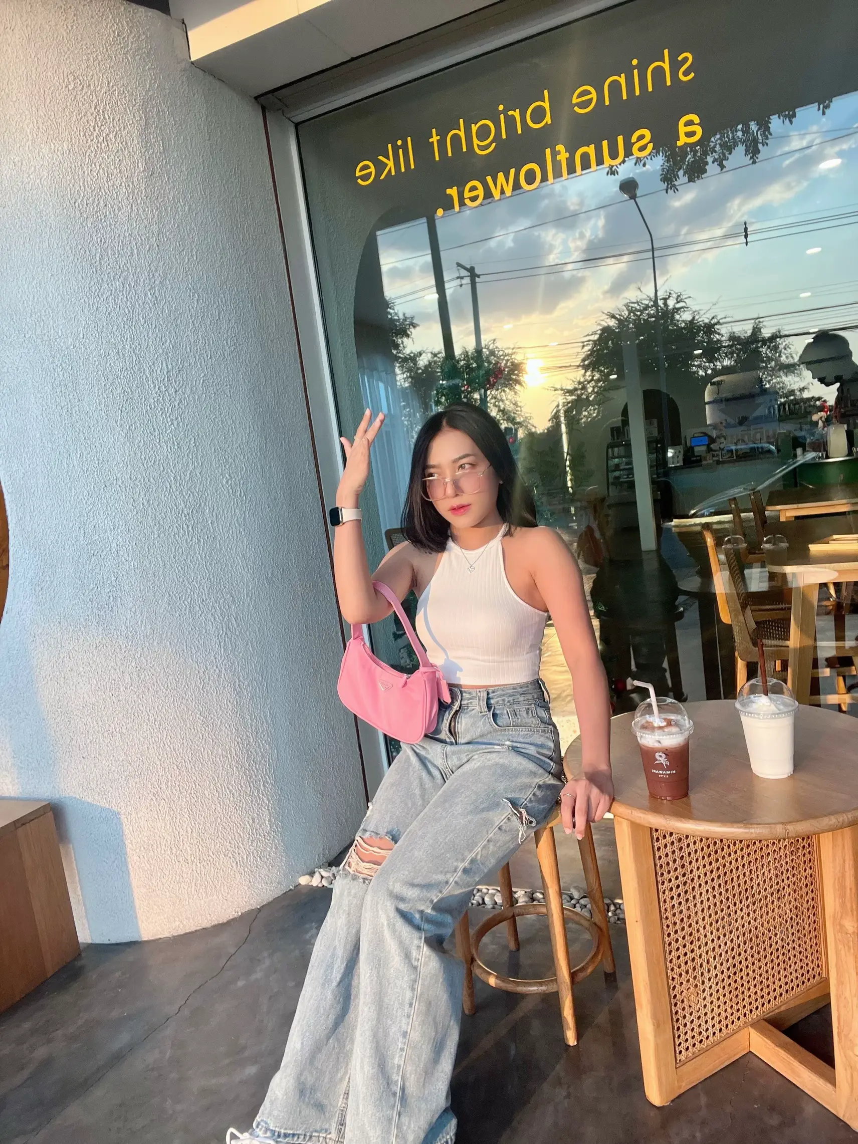 แต่งตัวง่ายๆ กับเสื้อสีขาว | แกลเลอรีที่โพสต์โดย Praew_Nusara🤍 | Lemon8