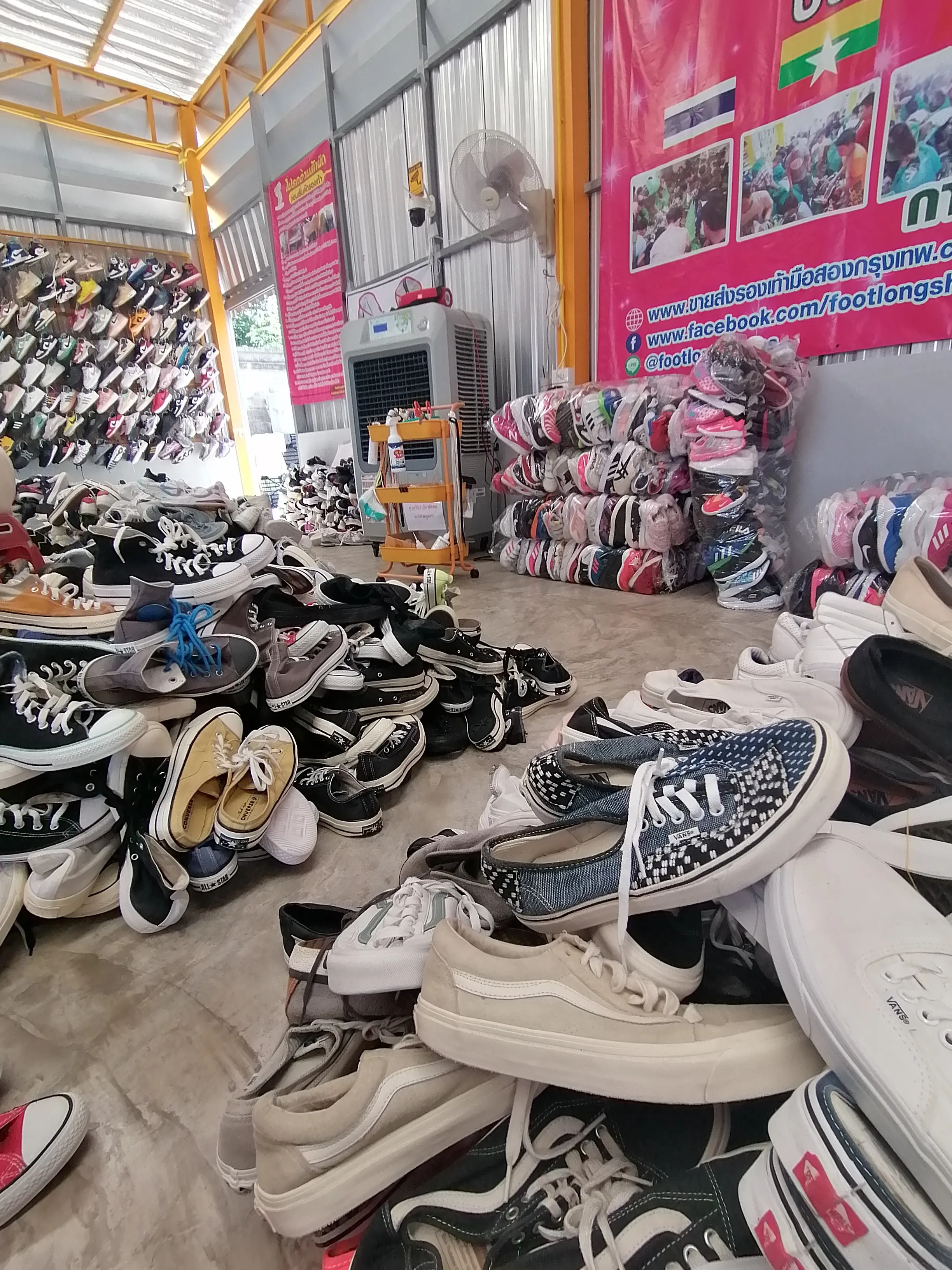 20 ไอเดียยอดนิยมเกี่ยวกับ Cboy ร้านรองเท้ามือสองตลาดรถไฟ ในปี 2024