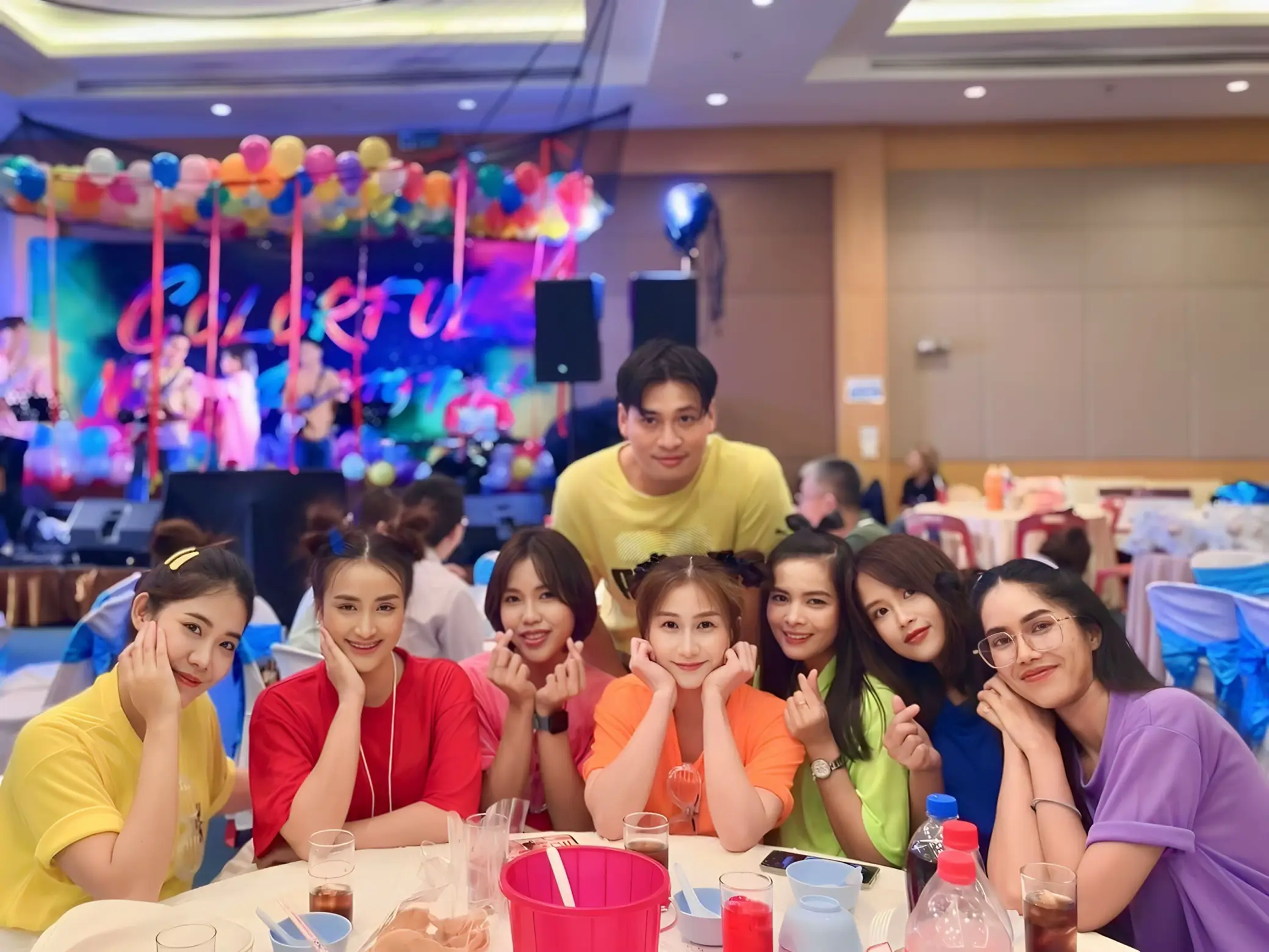 20 ไอเดียยอดนิยมเกี่ยวกับ Colorful Style Party ในปี 2025