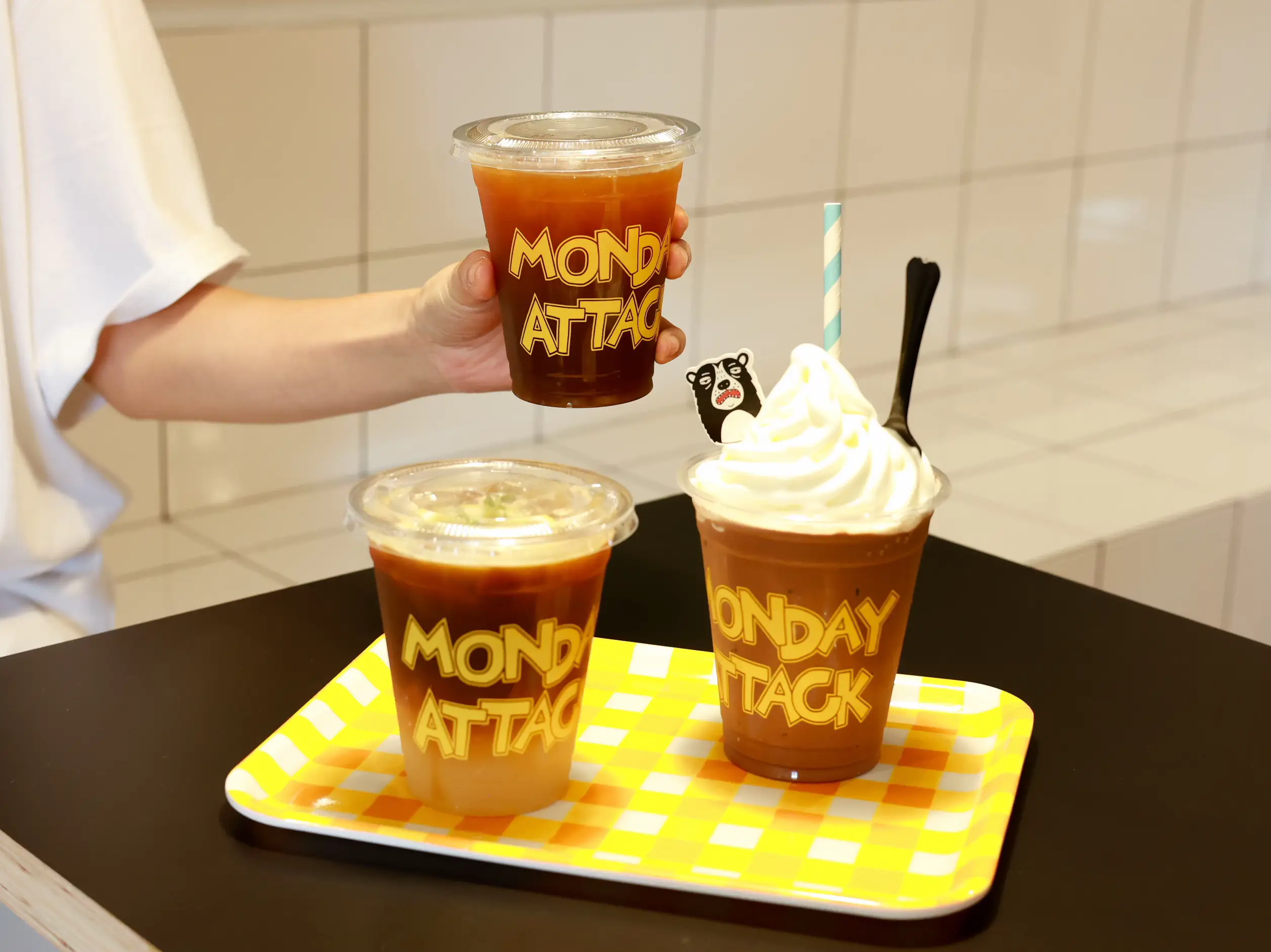 🧡คาเฟ่สุดชิคสไตล์ 90‘วินเทจ “MONDAY ATTACK” | แกลเลอรีที่โพสต์โดย May’s Journey | Lemon8