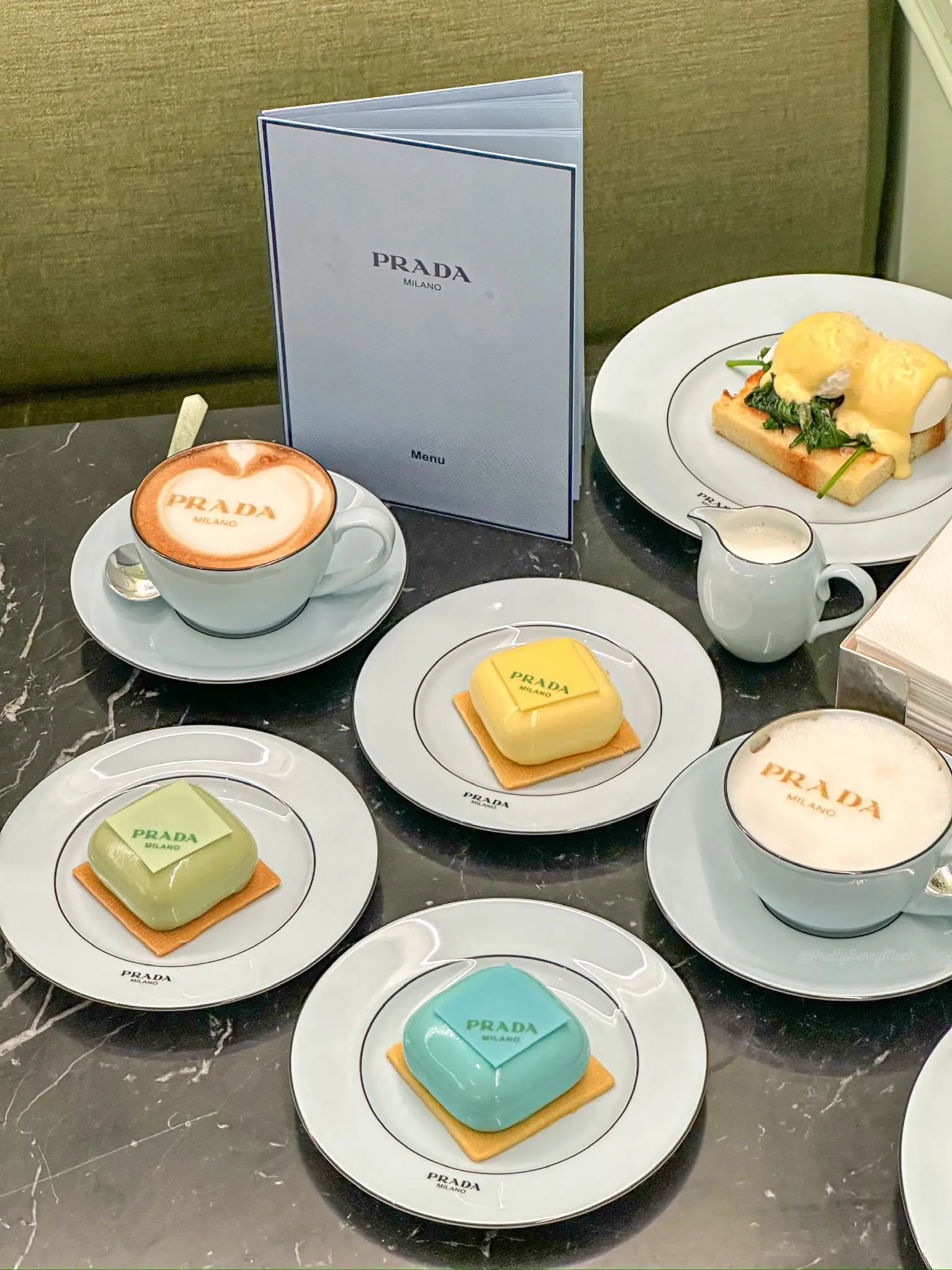 พาสายลัคชูส่อง Prada cafe ใน London 🇬🇧 | แกลเลอรีที่โพสต์โดย ...