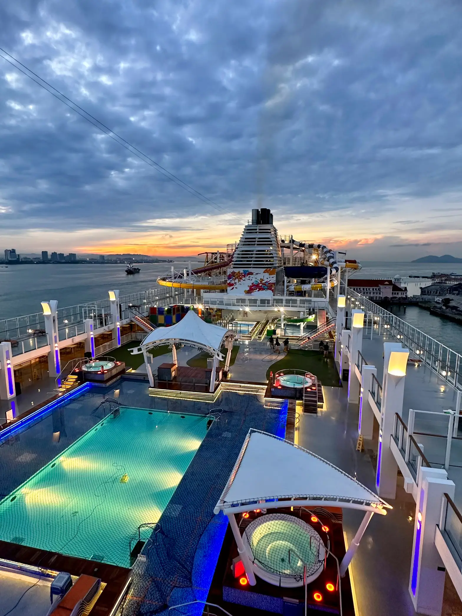 ล่องเรือใบเที่ยว The Bay 101 ในช่วงกลางคืน - Carian Lemon8