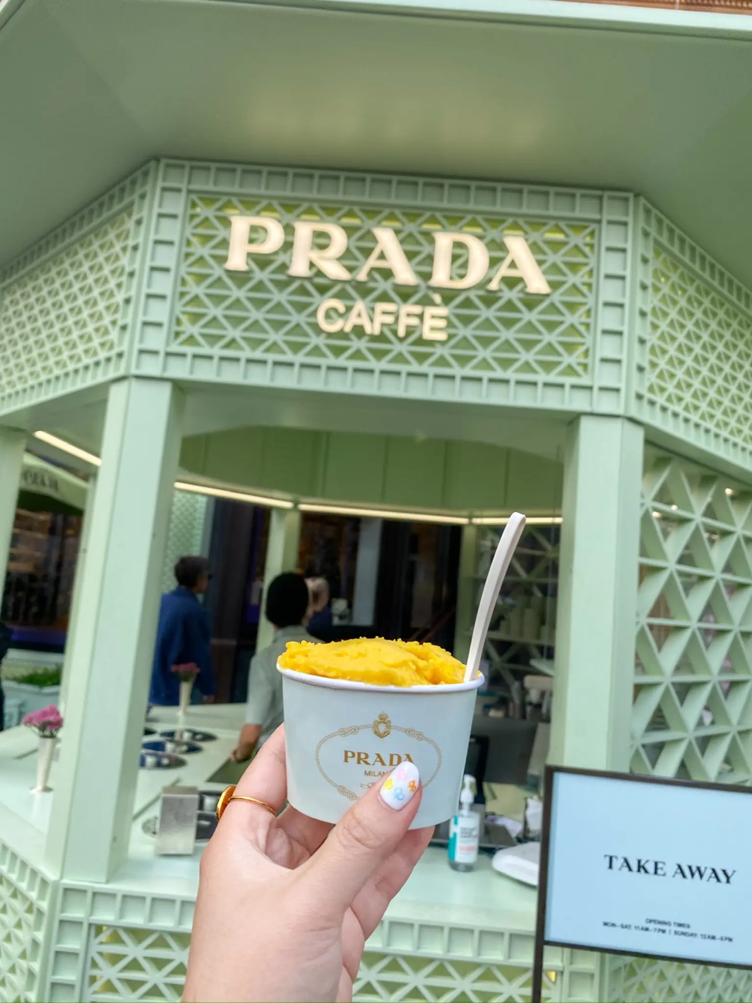 พาสายลัคชูส่อง Prada cafe ใน London 🇬🇧 | แกลเลอรีที่โพสต์โดย ...