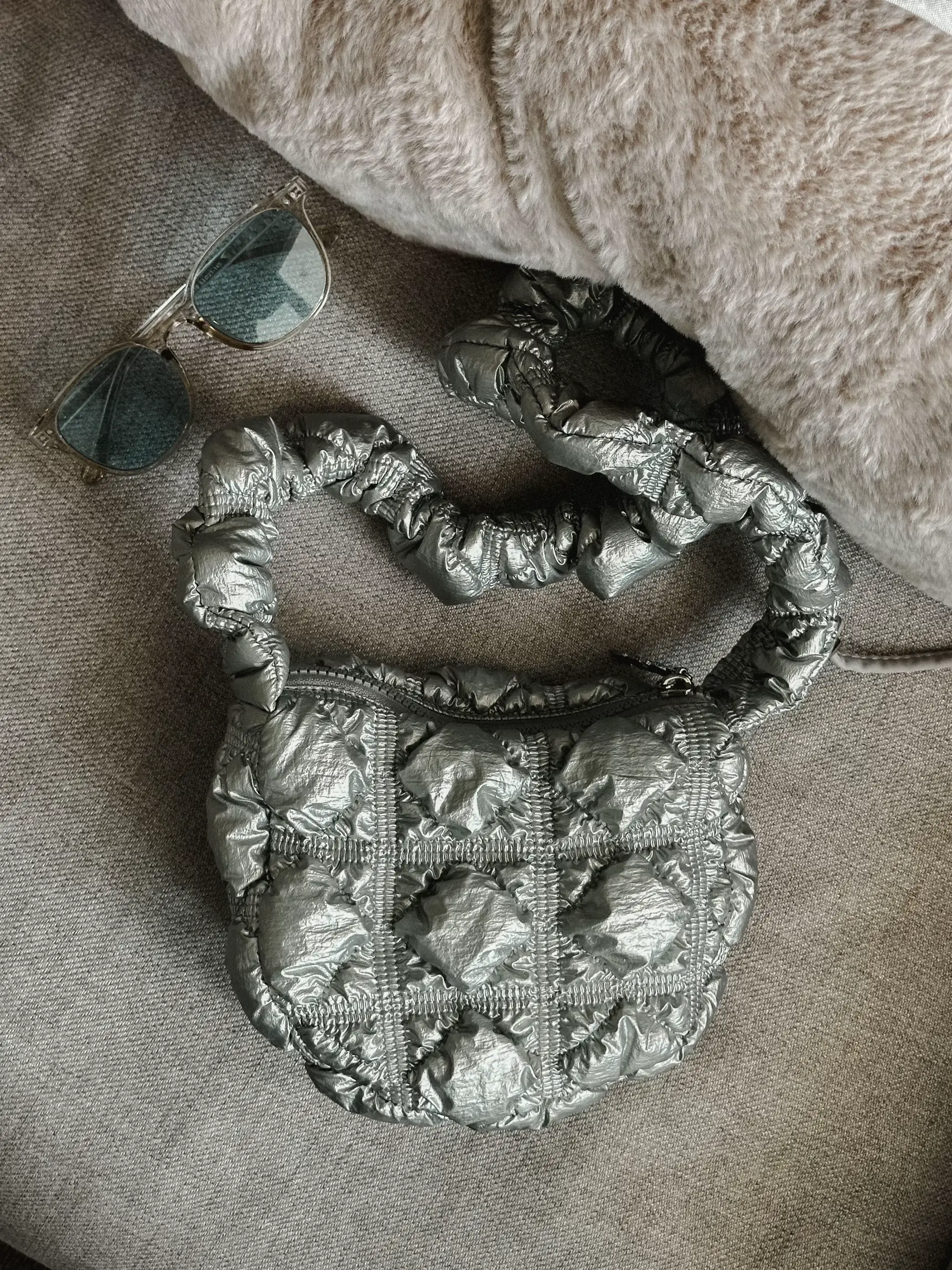 รีวิวกระเป๋า Carlyn รุ่น Poing bag สี Silver จิ๋วแต่จุ | แกลเลอรีที่ ...