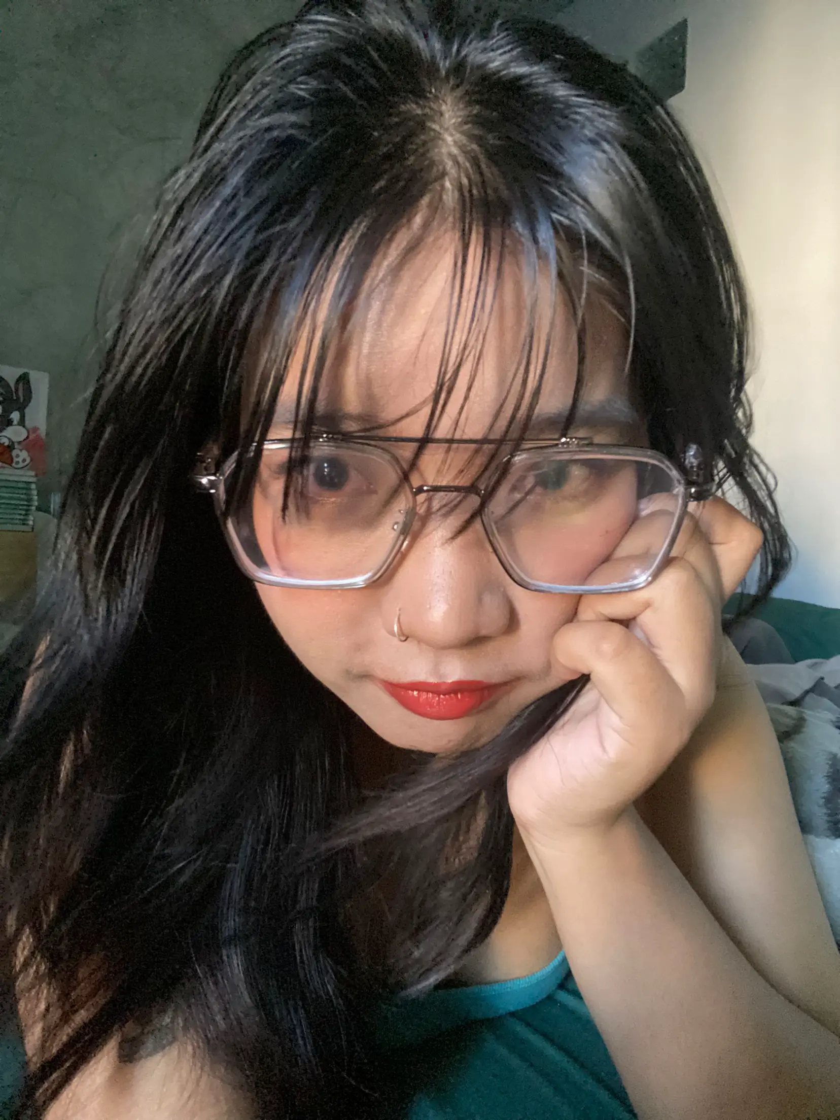 แต่งหน้าลุคสาวแว่นอยู่ห้องชิวๆ | แกลเลอรีที่โพสต์โดย Bua Bua | Lemon8