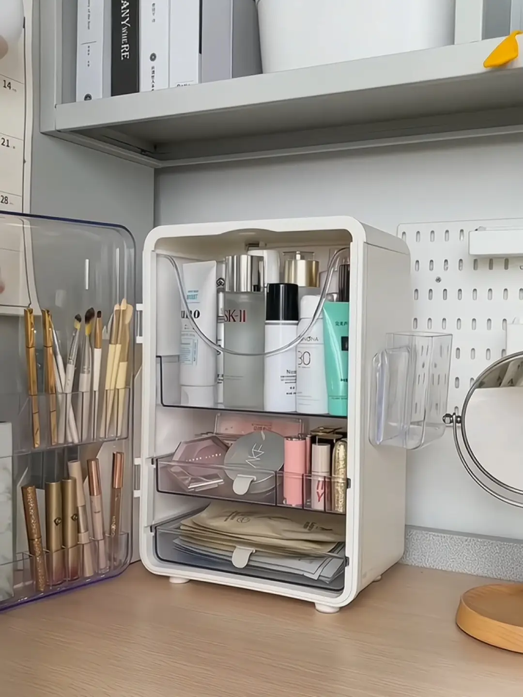 รีวิวตู้ใส่เครื่องสำอาง เป็นระเบียบเวอร์ 💄💋 | วิดีโอที่เผยแพร่โดย NoeY💒🎡 | Lemon8