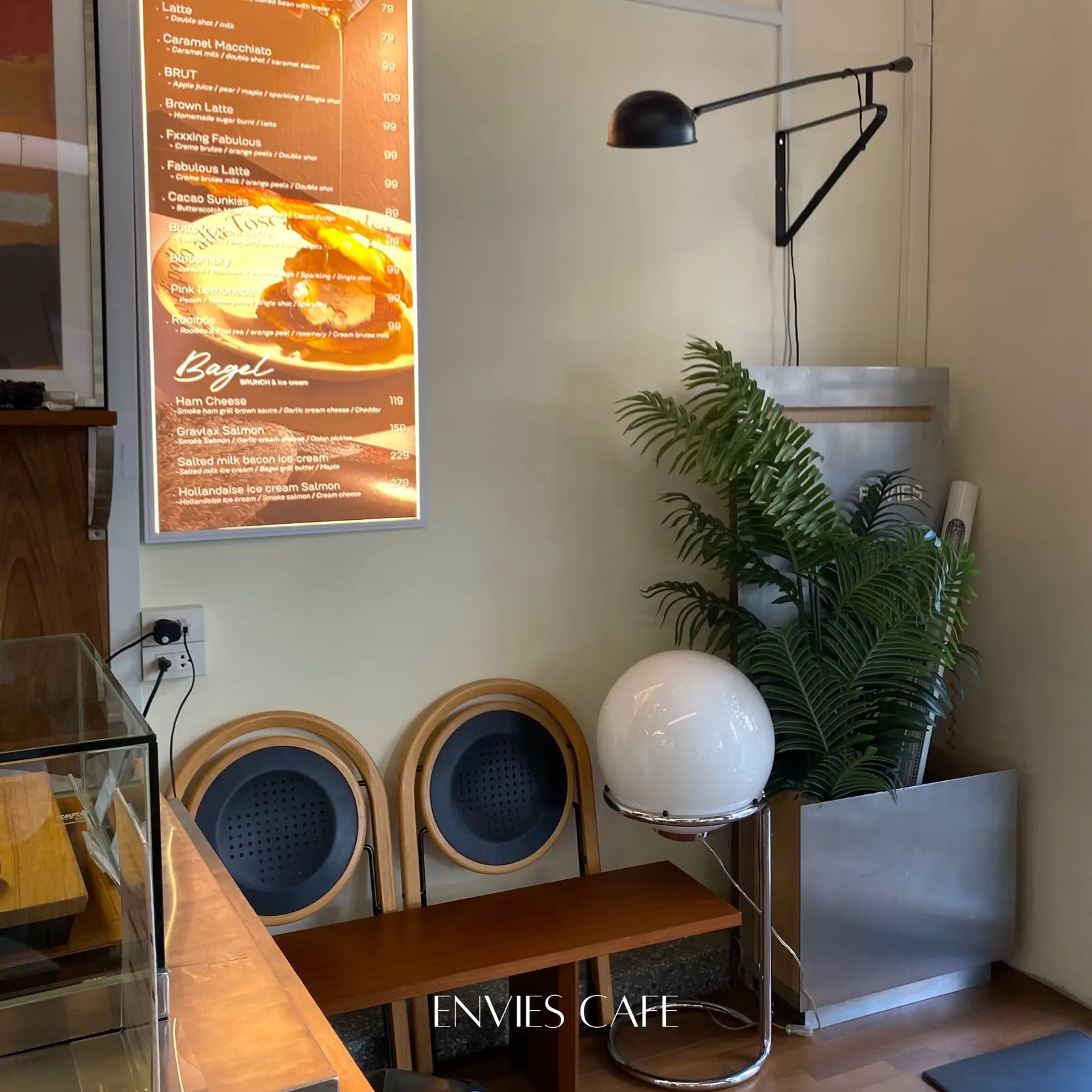 คาเฟ่สไตล์ ModernxRetro สุดเก๋ย่านตลาดน้อย 🛋️ ENVIES Cafe | แกลเลอรีที่โพสต์โดย ppamnchw_ ᙏ̤̫ ...