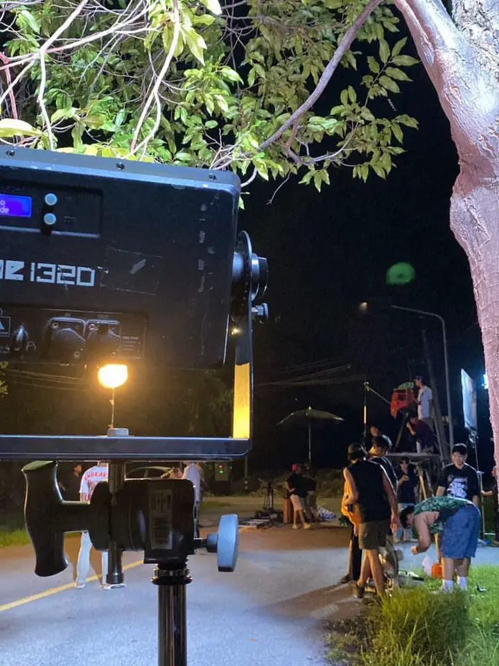 Bundle of cool subjects, kids, TV, canal 6, screened up, all tense ...