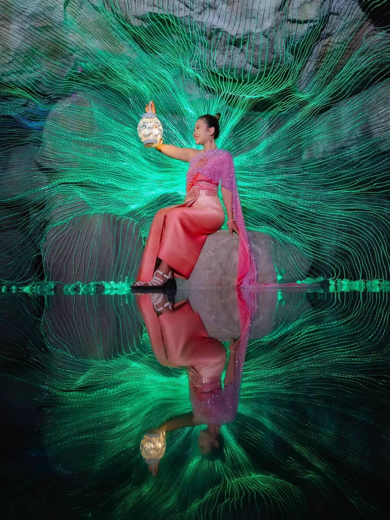 งานเทศกาลแสงไฟ ณ สัทธา อุทยานไทย ราชบุรี | แกลเลอรีที่โพสต์โดย TripTH | Lemon8