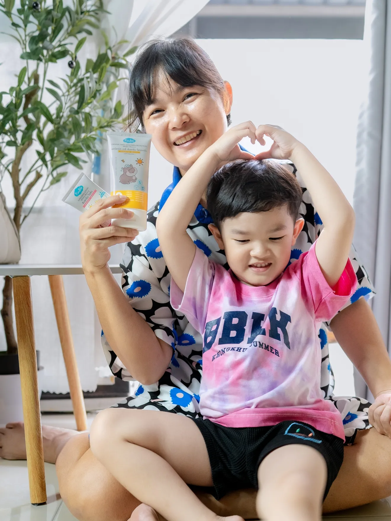 Kindee กันแดดเด็กที่แม่ไว้ใจ ใช้ซ้ำแล้วซ้ำอีก! ☀️ | แกลเลอรีที่โพสต์โดย Jutathip C. | Lemon8