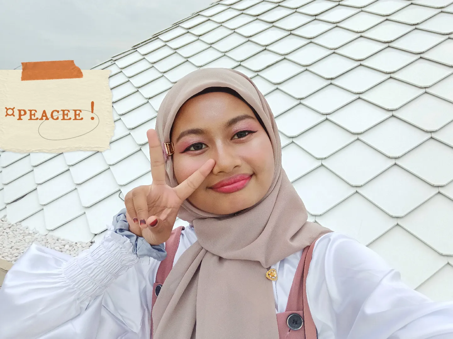 Ka-utee selfie poses with scrunchy ON☆°• 🩷🩵 🦋°• | Galeri disiarkan oleh Zυɾα Ƹ̵̡⁠Ӝ̵̨̄⁠Ʒ | Lemon8