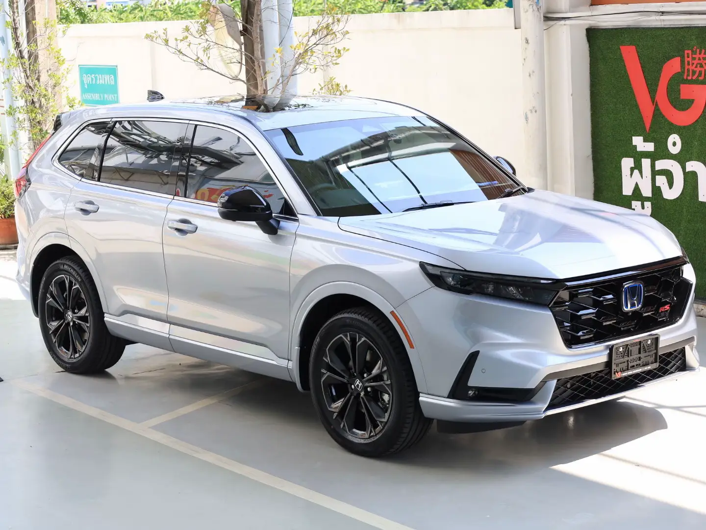 CR-V รุ่น e:HEV RS สีเงินลูนาร์ | แกลเลอรีที่โพสต์โดย Chap Honda | Lemon8