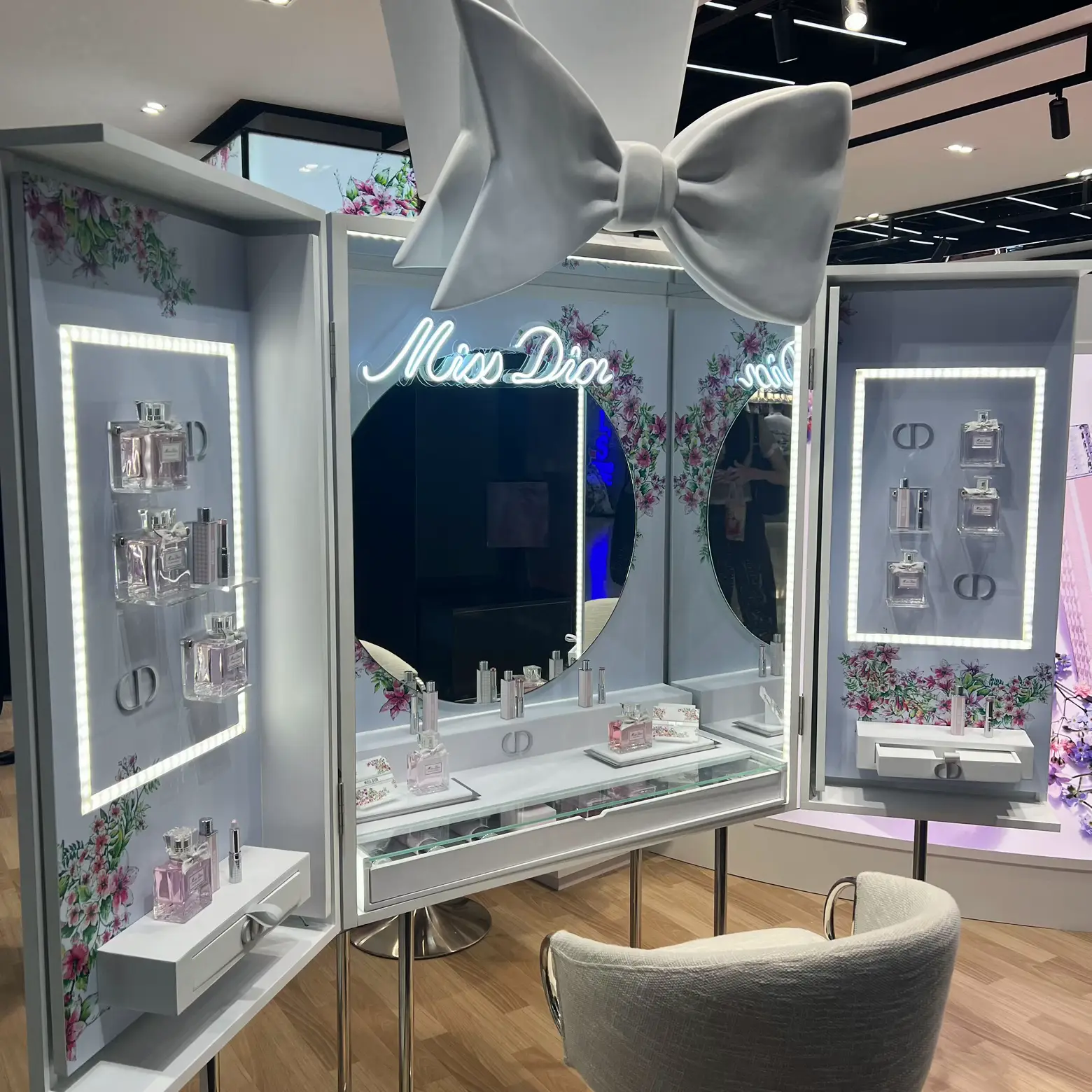 ไปลองกันยัง! Event Miss Dior HPP Ladprao 2024🤩🩷💐 | แกลเลอรีที่โพสต์โดย ...