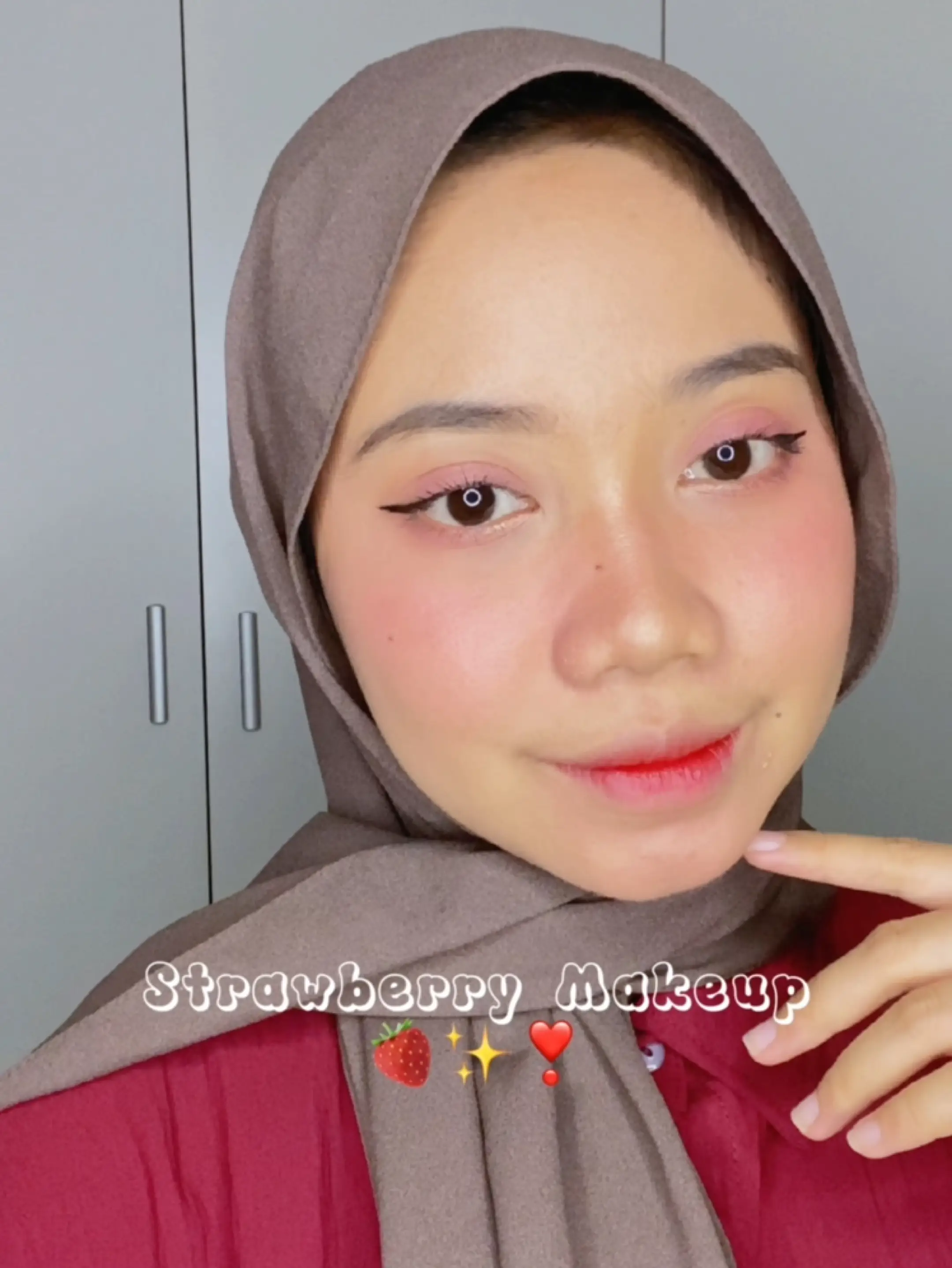 Strawberry Makeup Look 🍓 | วิดีโอที่เผยแพร่โดย Sallmanrl | Lemon8