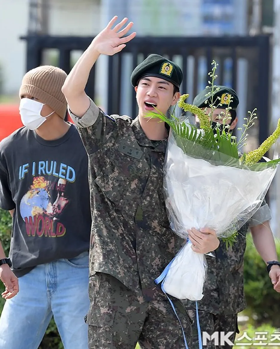 Army หายคิดถึง Jin BTS | แกลเลอรีที่โพสต์โดย AllAboutLiving | Lemon8