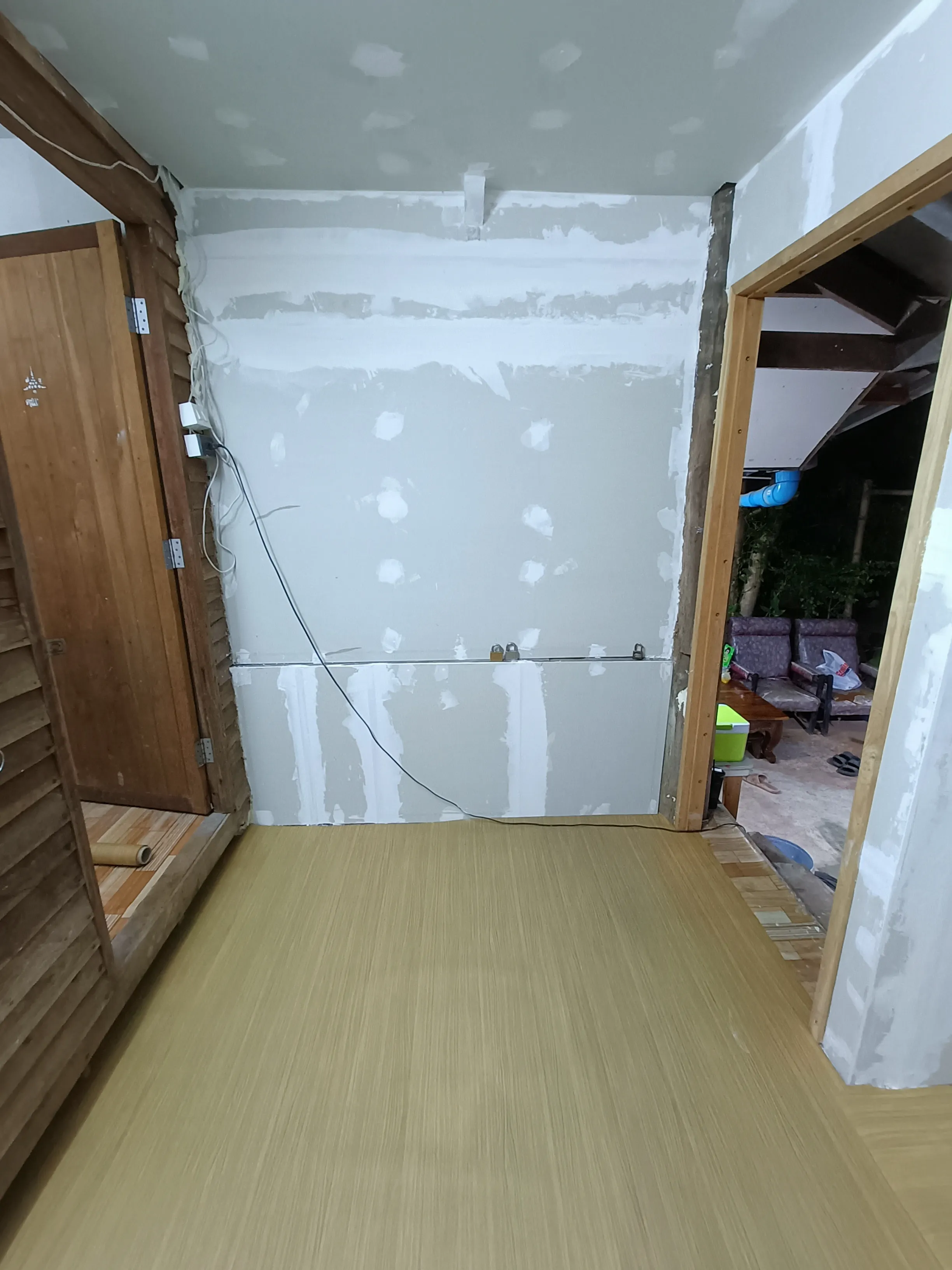 พื้นเป็นไม้ มีช่อง มีรู ถ้าปูเสื่อน้ำมันลายไม้ | แกลเลอรีที่โพสต์โดย Wolf Carpentry | Lemon8