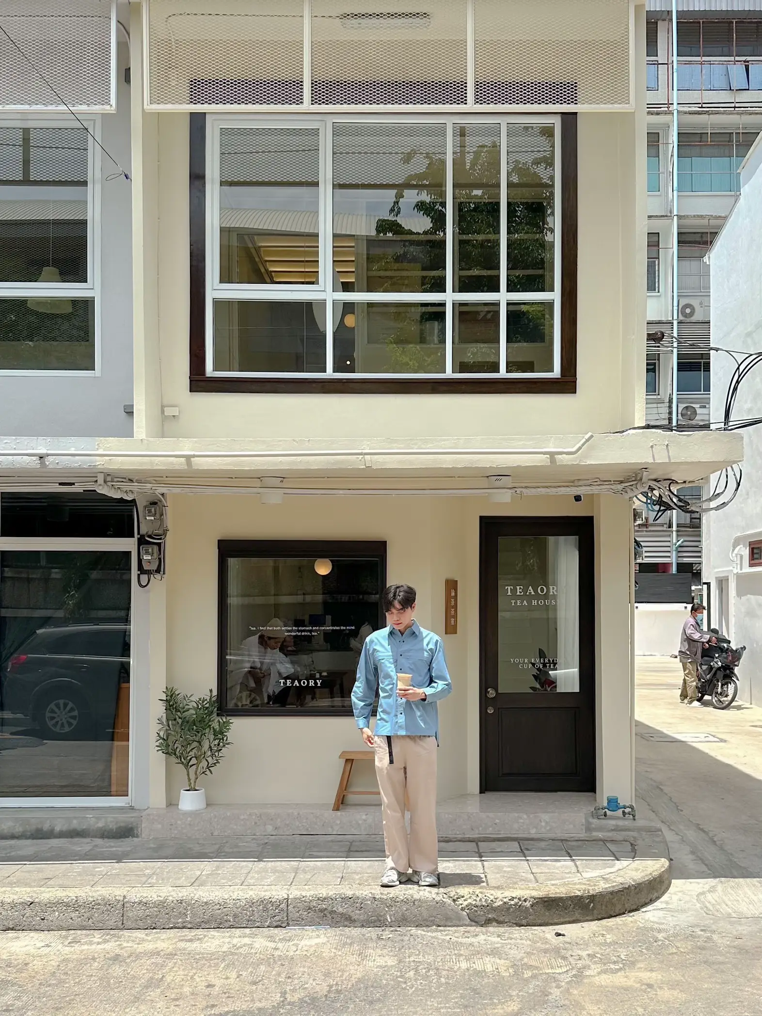 [cafe] ร้านชาเปิดใหม่ แถวสาธุฯ มินิมอลสุดใจ | แกลเลอรีที่โพสต์โดย bw.anuwat | Lemon8