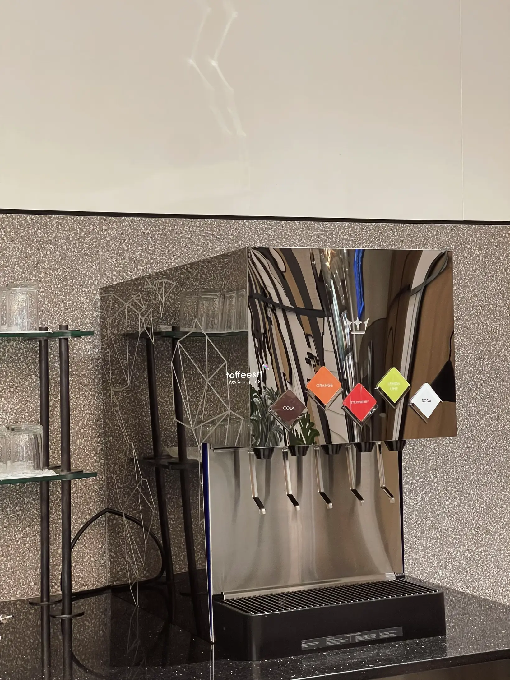 รีวิว King Power Lounge สนามบินสุวรรณภูมิ เครื่องดื่ม อาหาร ️ | แกลเลอรีที่โพสต์โดย toffeesrt ...