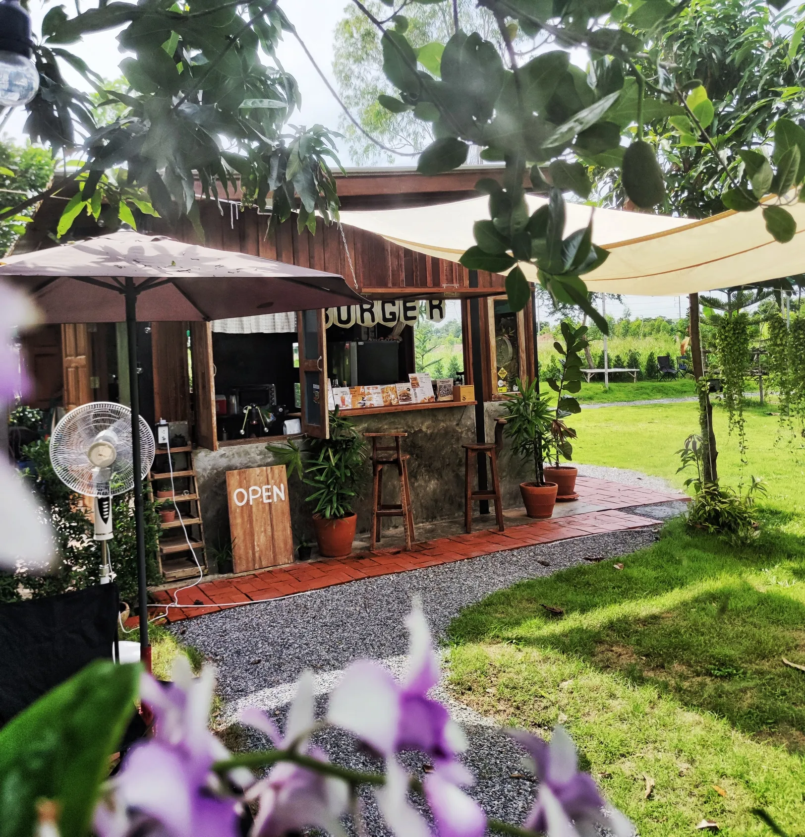 ร้านเบอร์เกอร์ที่มีกาแฟขาย | แกลเลอรีที่โพสต์โดย Tiww Pattarong | Lemon8