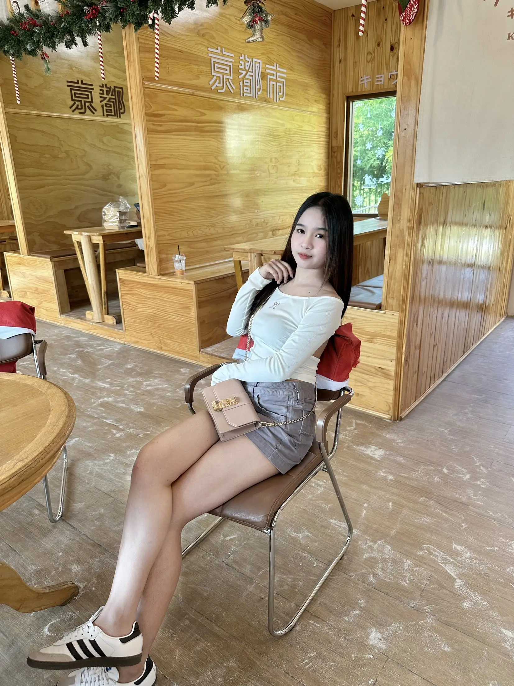 มาแชร์ชุดไปคาเฟ่คริสต์มาสนี้กันทุกคน🎉 | แกลเลอรีที่โพสต์โดย Kim_pj | Lemon8