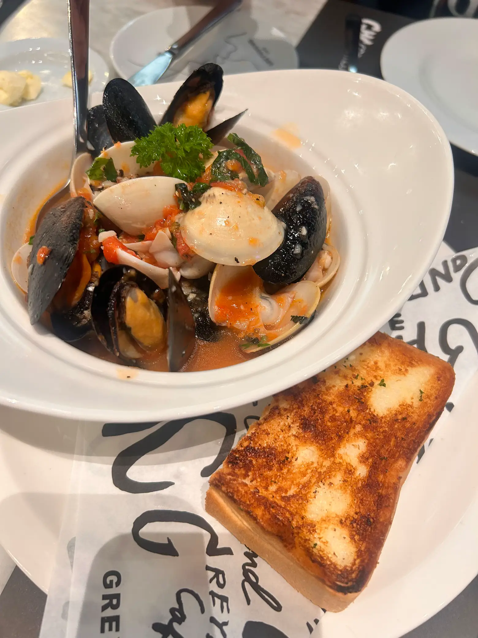 มื้อกลางวันนี้ทานอะไรดีที่ Greyhound Cafe - Central Rama 9 | แกลเลอรี ...