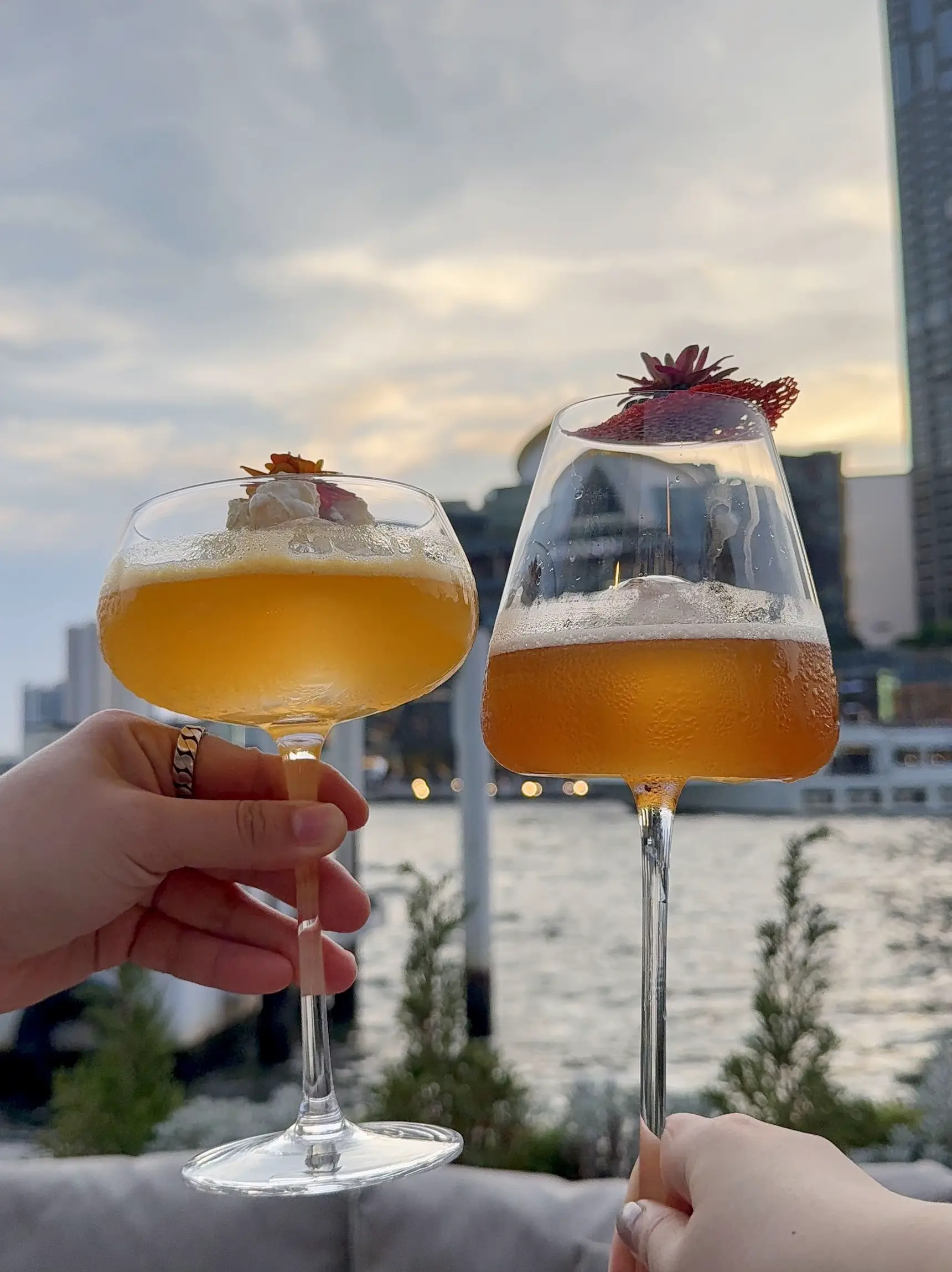 Howler Bar and Grill ร้านนั่งชิววิวหลักร้าน ติดริมแม่น้ำ | แกลเลอรีที่ ...