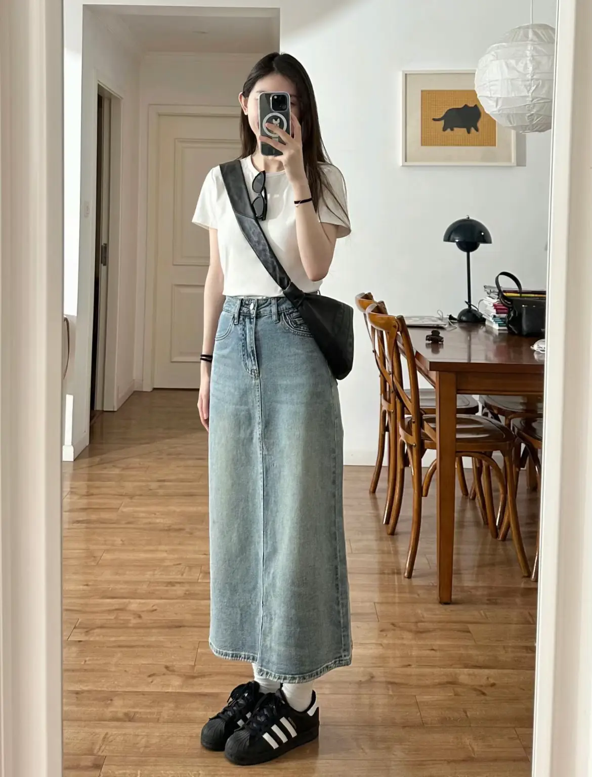 OOTD แมทช์กระโปรงยีนส์กับเสื้อยืดสีขาว | แกลเลอรีที่โพสต์โดย BIBI | Lemon8