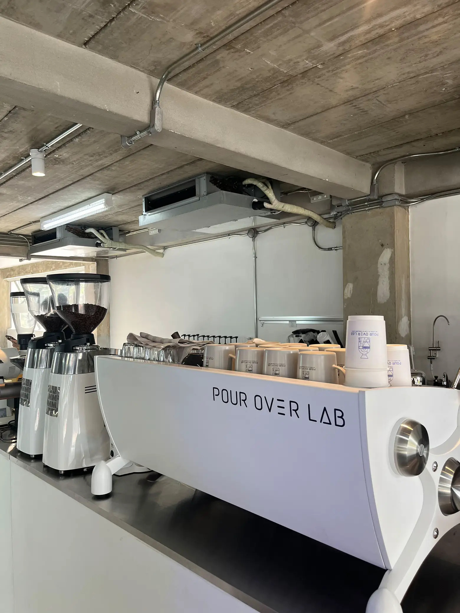 POUR OVER LAB | ค่าเฟ่สุดเท่ใกล้ MRT 🛒🎧☕️🧪 | แกลเลอรีที่โพสต์โดย ...