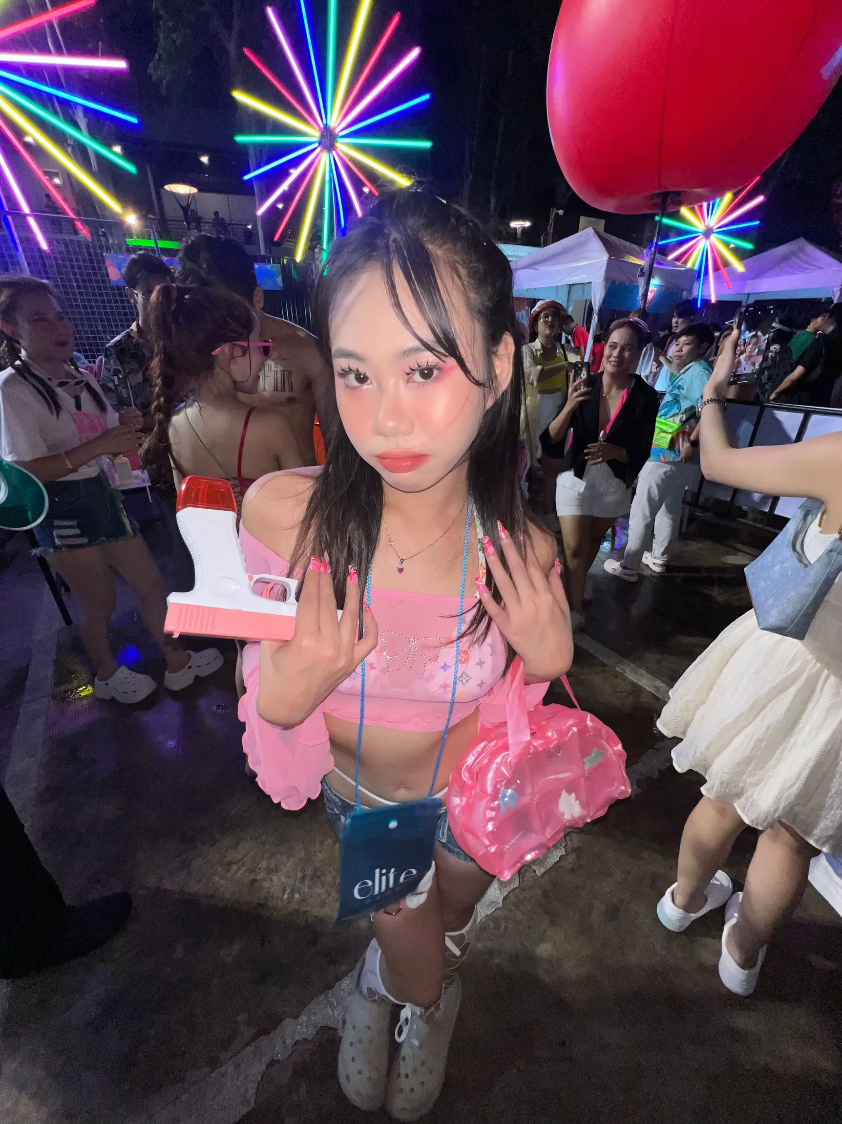 แชร์ลุคเล่นน้ำชมพูแบบหวานจึ้ง 💗 | แกลเลอรีที่โพสต์โดย Fernly Spp | Lemon8