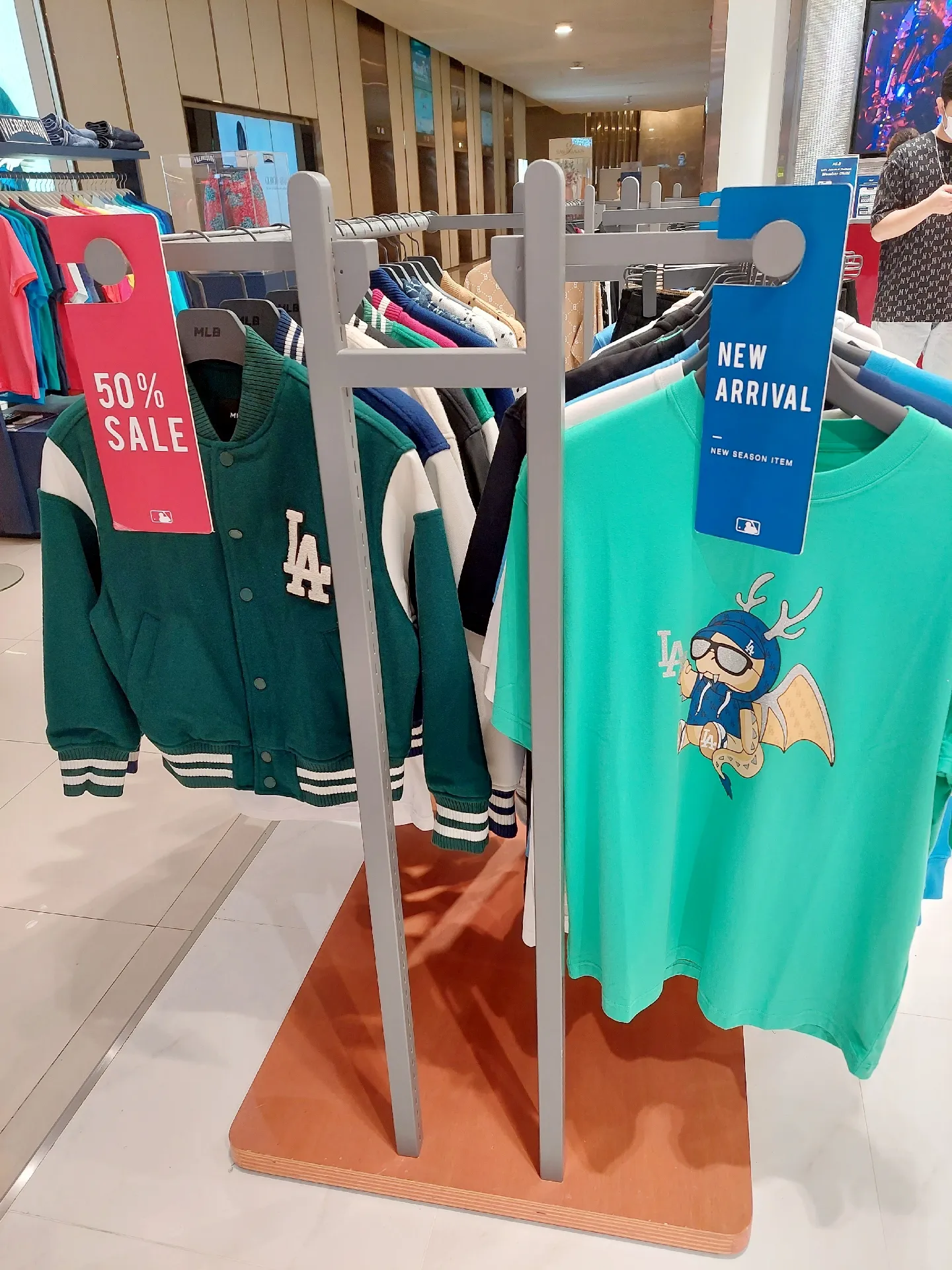 MLB ลด 50%พุ่งตัวไปช้อปกัน🛍 | แกลเลอรีที่โพสต์โดย Bluewhales | Lemon8