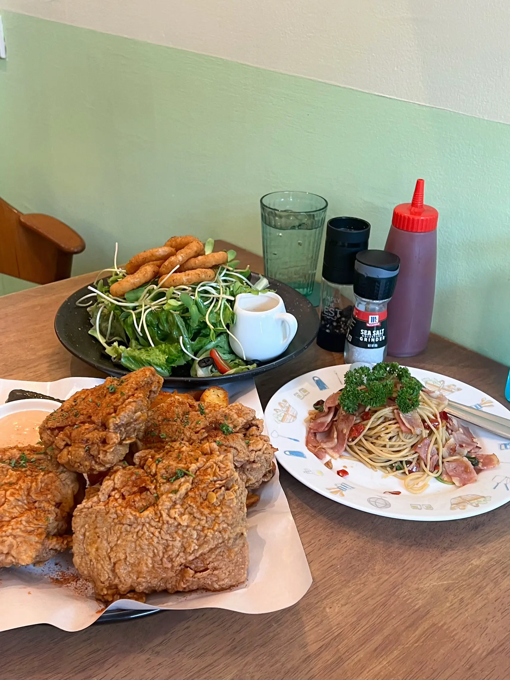 Sandy’s 🍗 คาเฟ่ไก่ทอดสุดจะคิ้วท์💖 | แกลเลอรีที่โพสต์โดย taetae🌷 | Lemon8