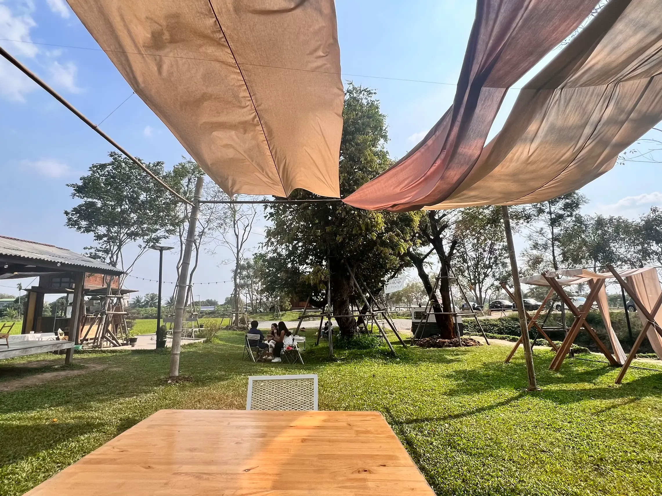 คาเฟ่ Dokmai Pratoo Jaekan 🌼🚪🍶 | แกลเลอรีที่โพสต์โดย myploy mareview | Lemon8