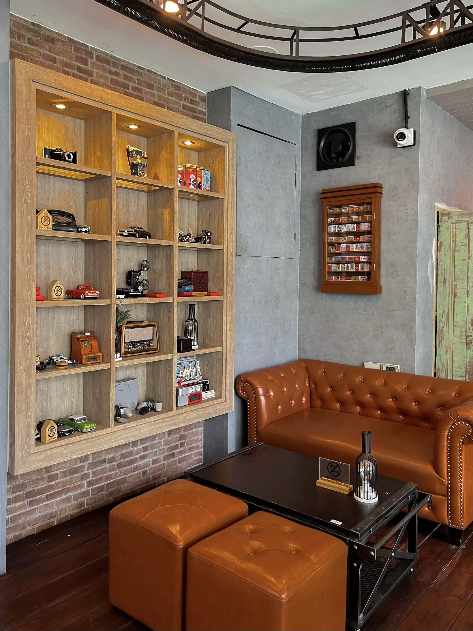 คาเฟ่ธีมสถานีรถไฟสไตล์ยุโรปวินเทจติดรถไฟฟ้า!🚂💨 | แกลเลอรีที่โพสต์โดย Jabchaith | Lemon8