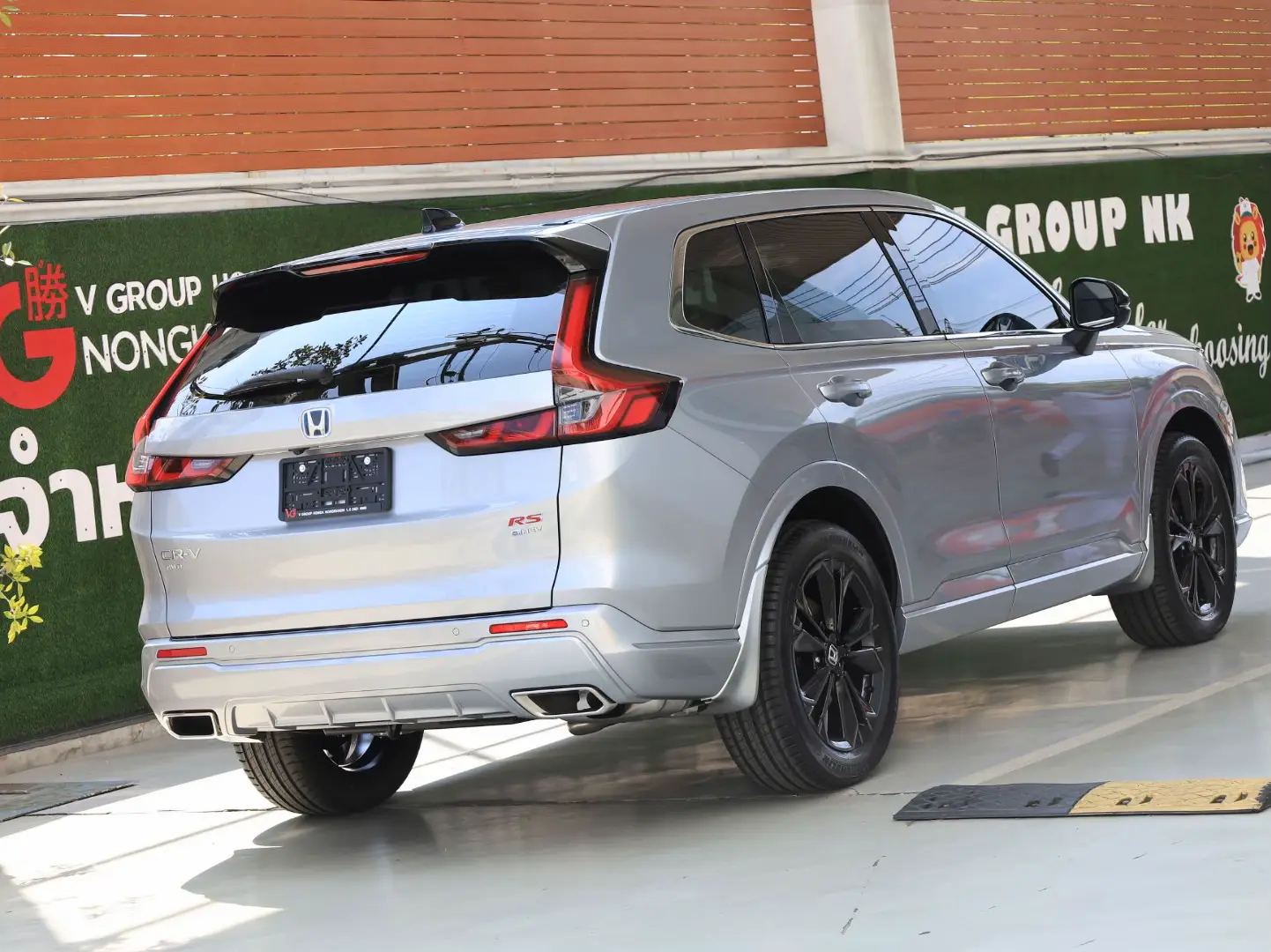 CR-V รุ่น e:HEV RS สีเงินลูนาร์ | แกลเลอรีที่โพสต์โดย Chap Honda | Lemon8