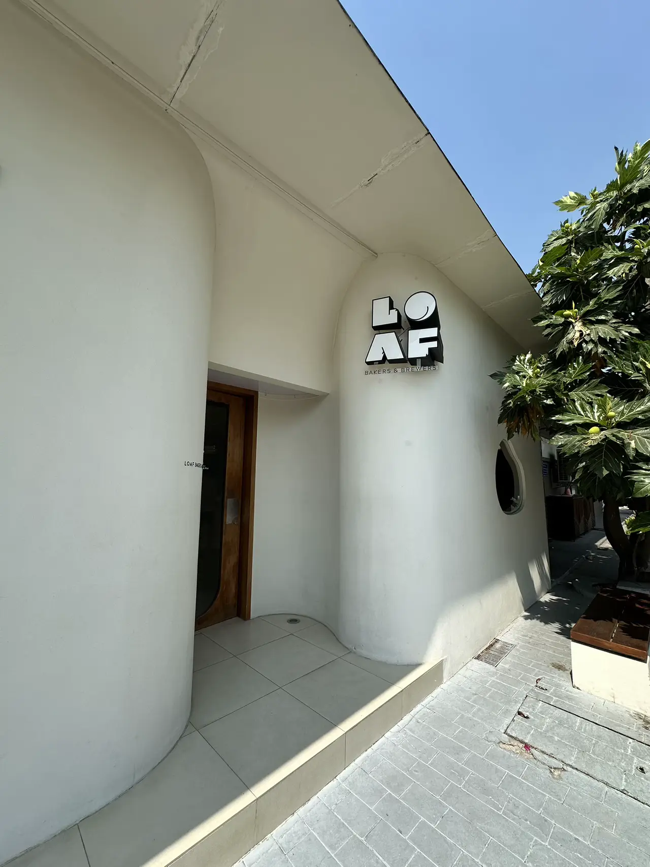 LOAF 🍞 คาเฟ่บรรยากาศดี กาแฟดี ใจกลางพัทยา | แกลเลอรีที่โพสต์โดย Toey Chayanan | Lemon8