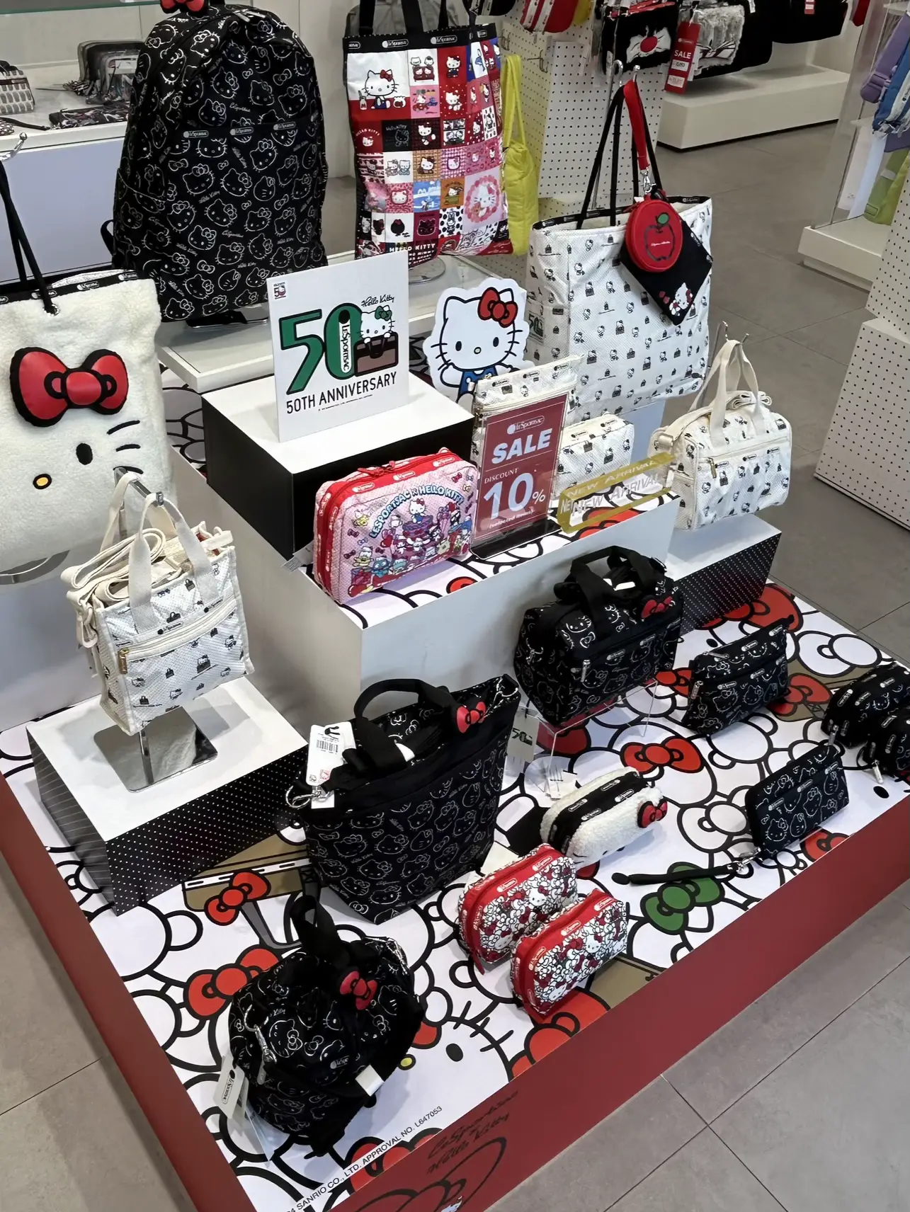 👜 LeSportsac x Hello Kitty 50th anniversary ️ | แกลเลอรีที่โพสต์โดย LeSportsacTh | Lemon8