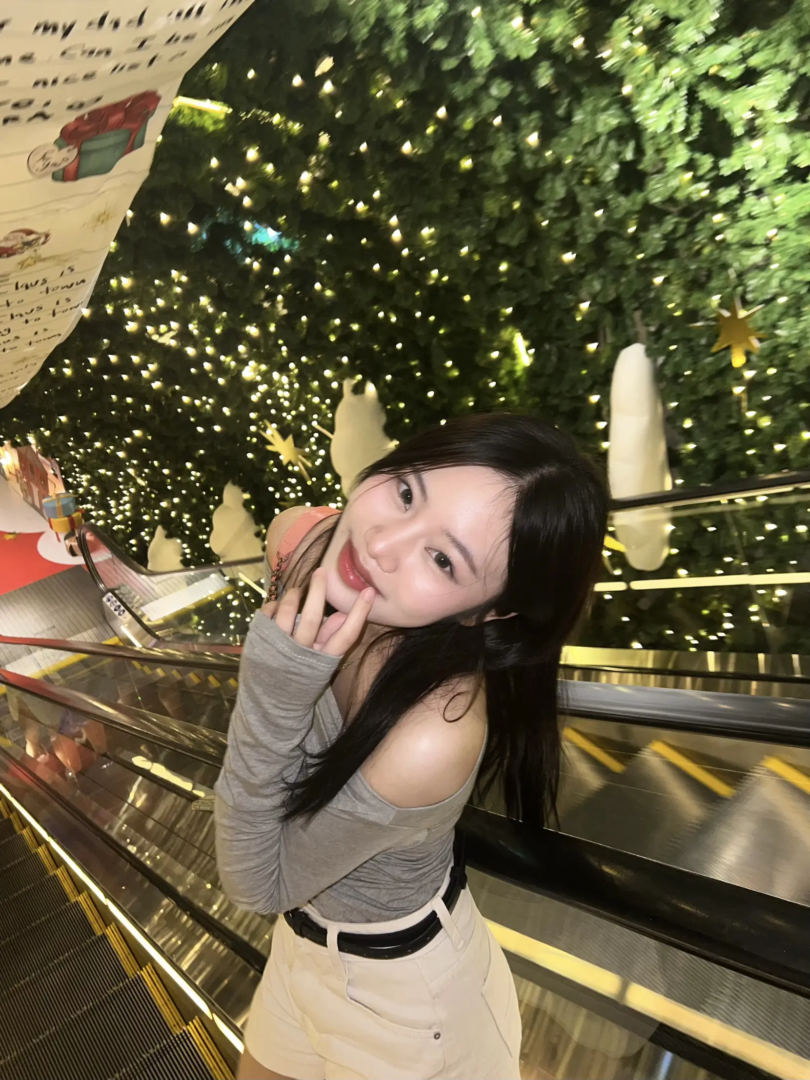 บันไดเลื่อนที่ Central Embassy 🎄😝 | แกลเลอรีที่โพสต์โดย pèi | Lemon8