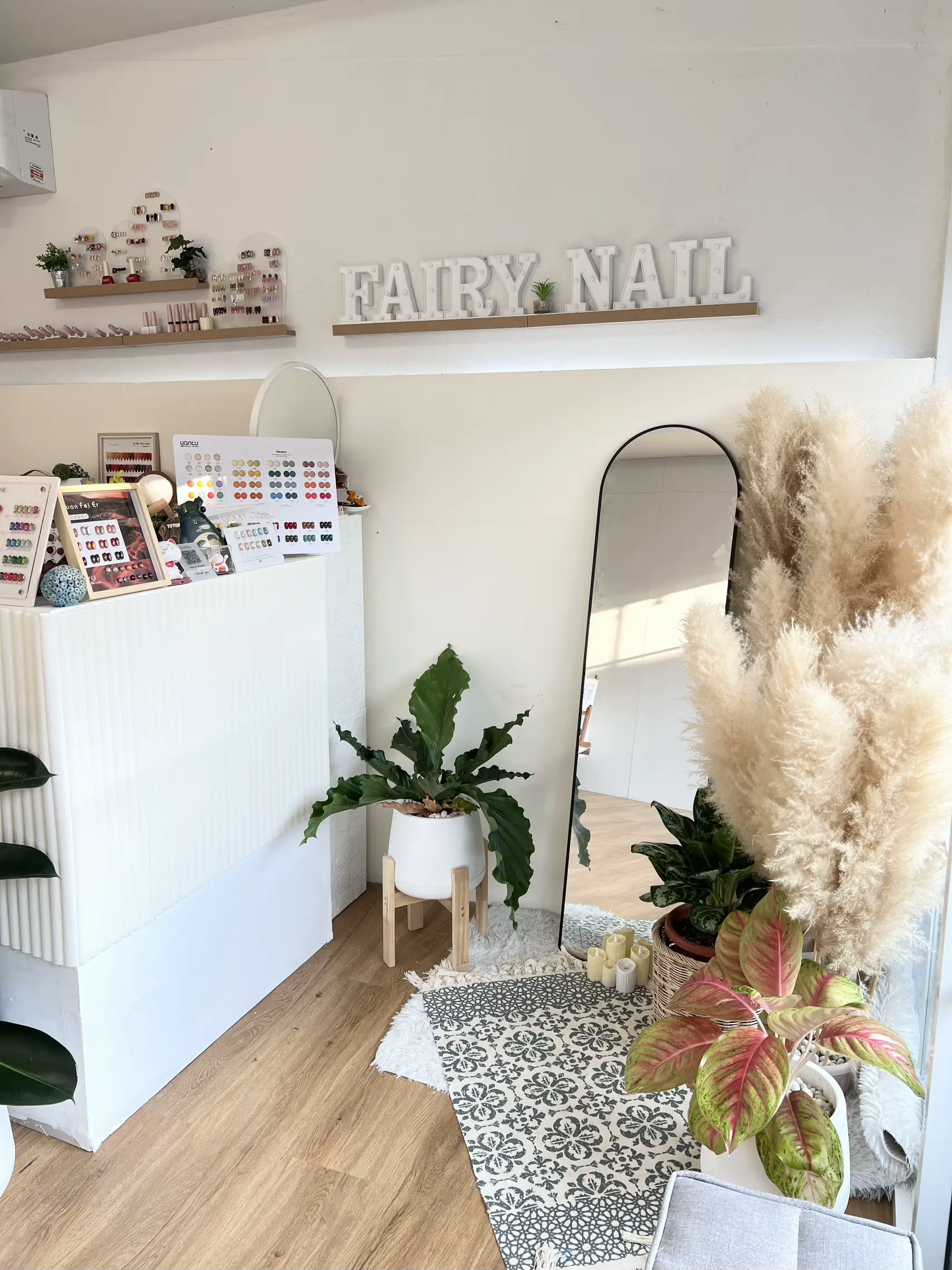 ไอเดียเล็บโทนขาวลูกคุณหนูแบบที่ใฝ่ฝัน 👀🍞🥛 | แกลเลอรีที่โพสต์โดย Cwp | Lemon8