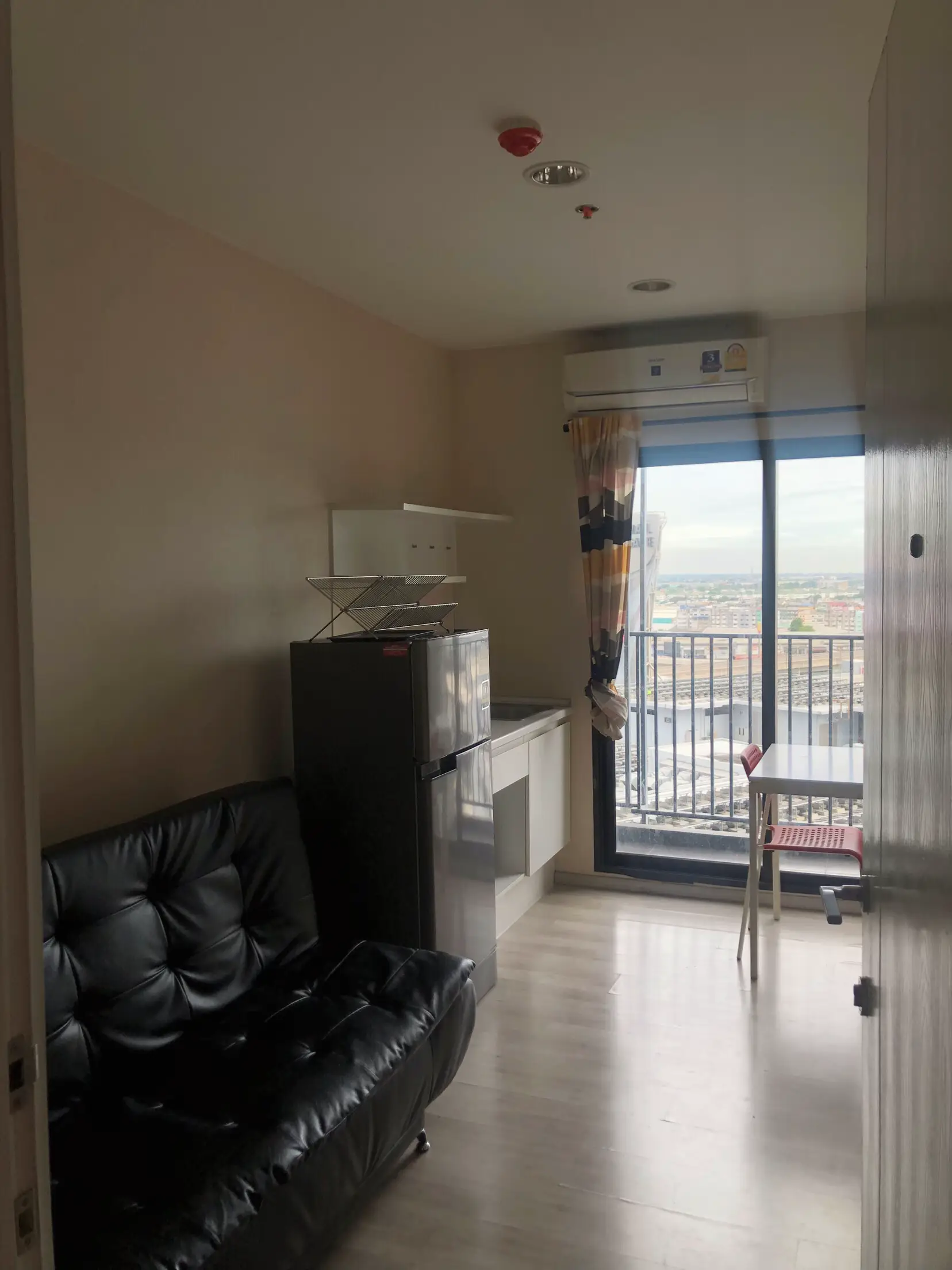 ตัดสินใจย้ายคอนโดมาอยู่ถูกลง | แกลเลอรีที่โพสต์โดย Tiny.vlog789 | Lemon8