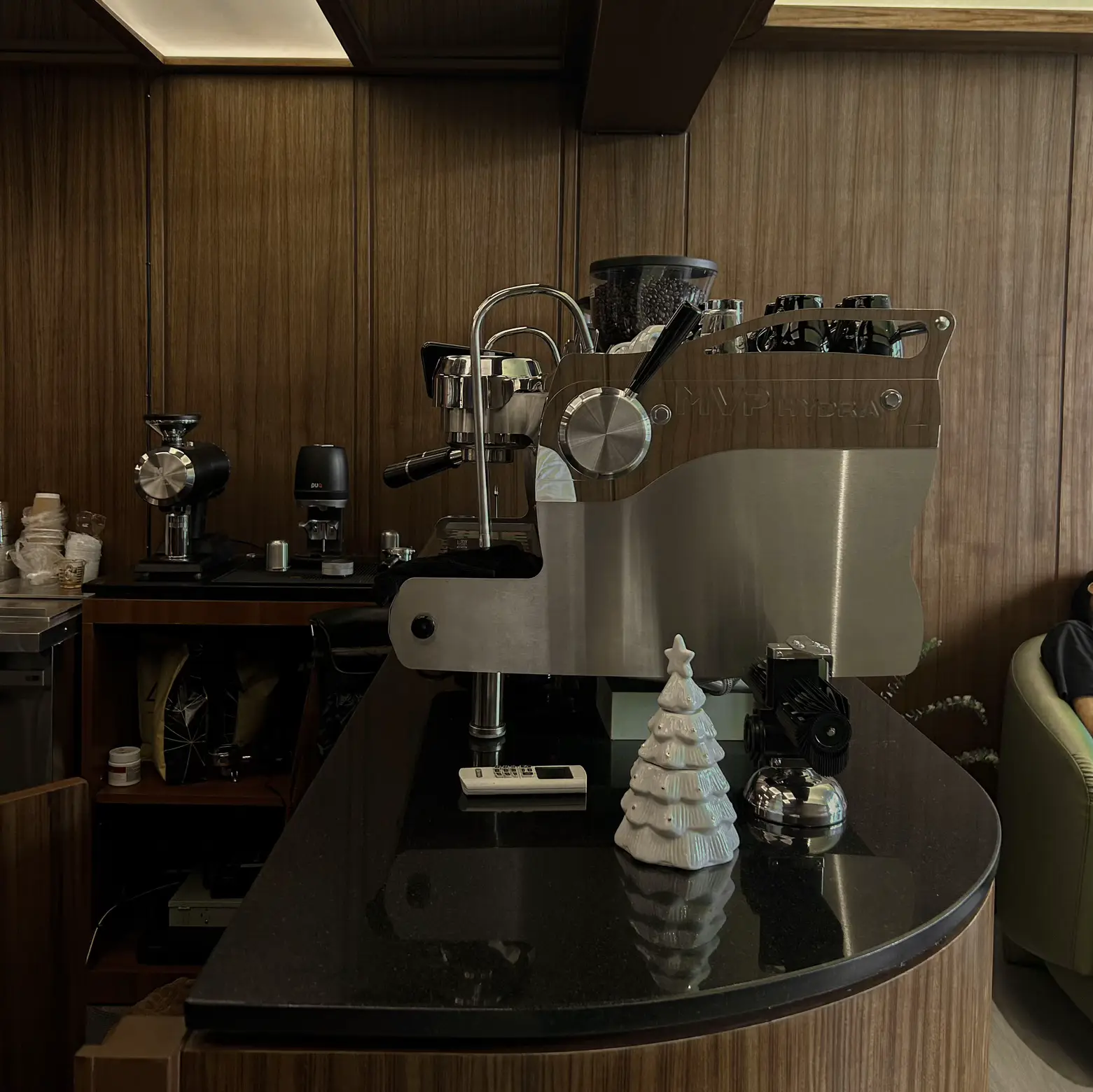 ภูเก็ตมีคาเฟ่สไตล์ mid-cen แล้วนะ 👀🫶🏻💥 | แกลเลอรีที่โพสต์โดย OUTSIDE ...