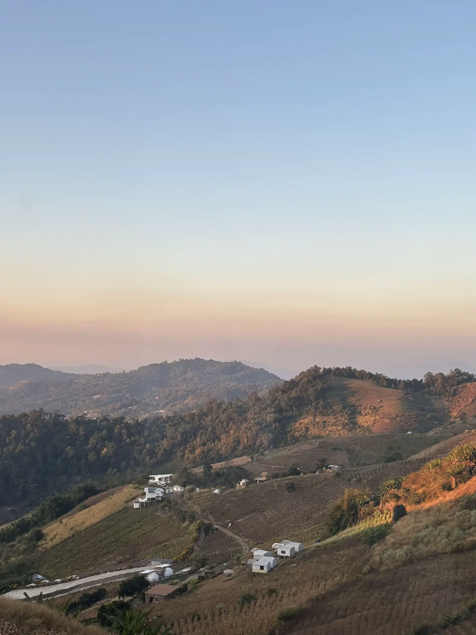 ที่พักม่อนแจ่ม ห้องนอนวิว 180 องศา🏡 | แกลเลอรีที่โพสต์โดย Primps🧚‍♀️💫💘 | Lemon8