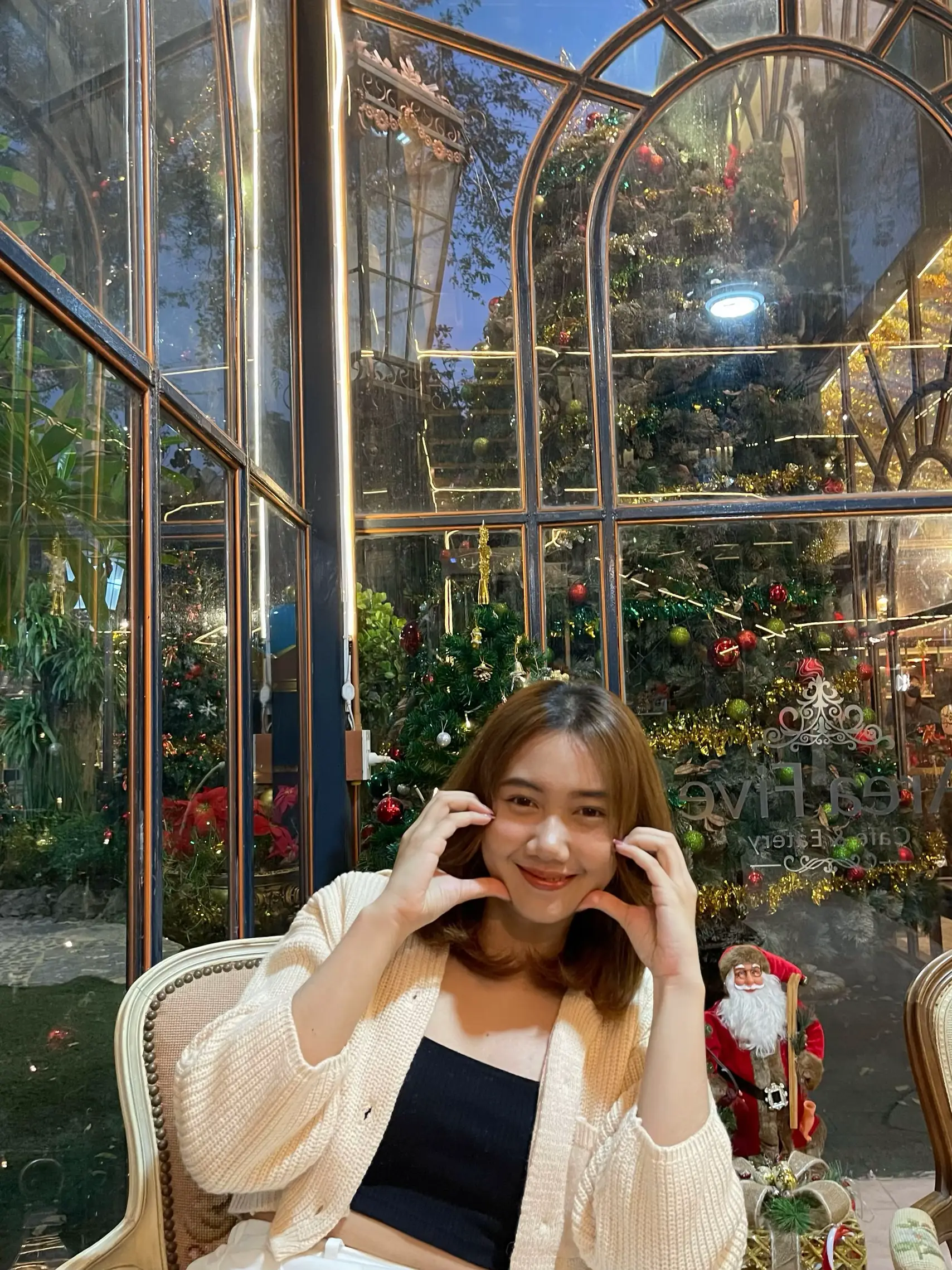 คาเฟ่ธีมคริสต์มาส ย่านฝั่งธน | แกลเลอรีที่โพสต์โดย uberry | Lemon8